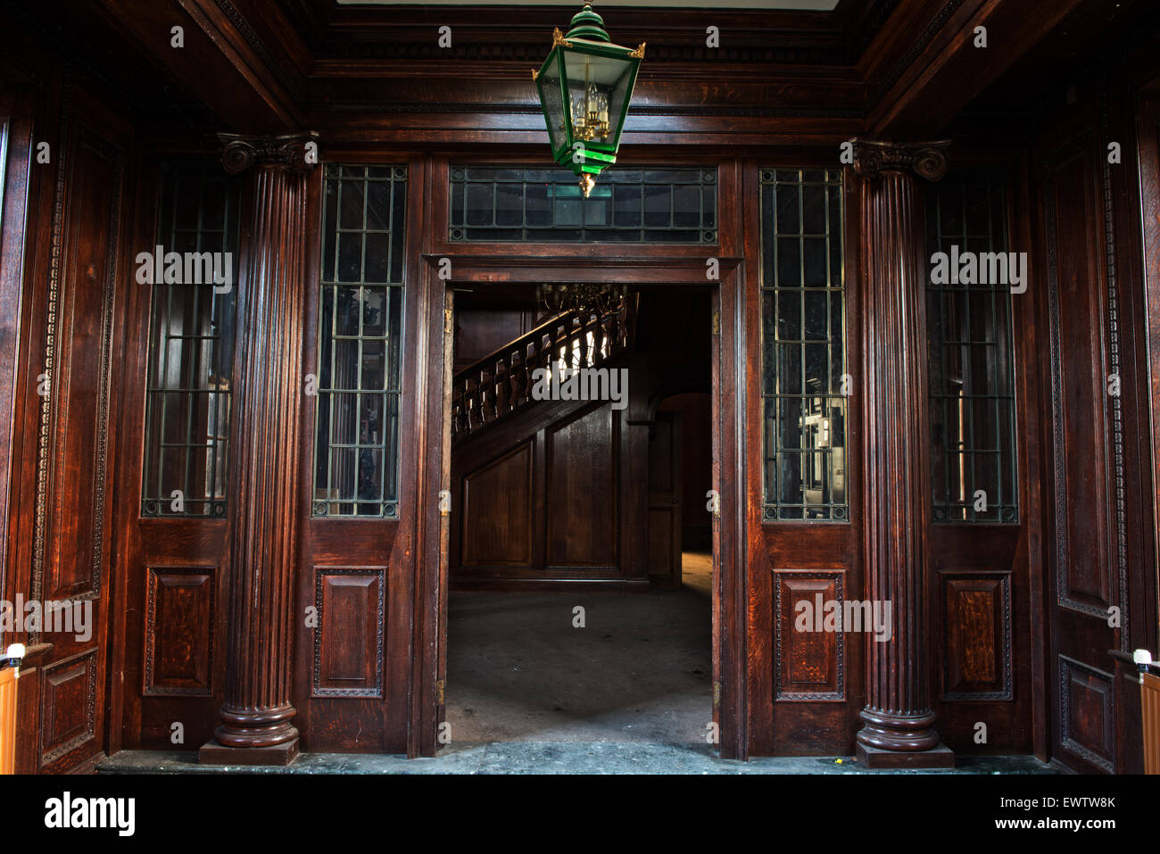 Spooky victorian mansion -Fotos und -Bildmaterial in hoher Auflösung ...