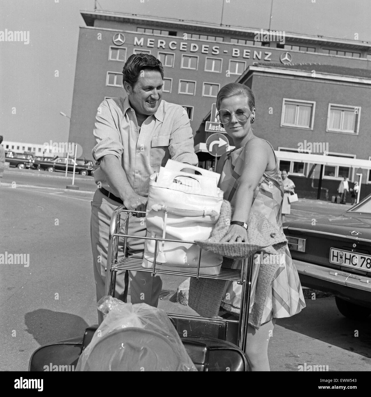 Die deutsche Sängerin und Plant Heidi Brühl mit Musimanager Stefan v ...