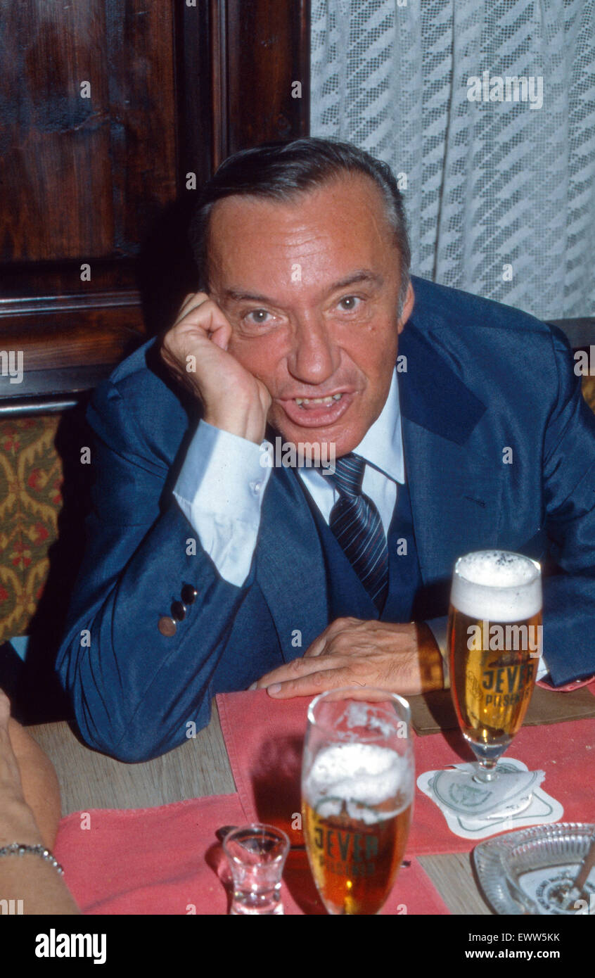 Der Deutsche Showmaster Und Schauspieler Heinz Schenk Bei Einem Bier ...