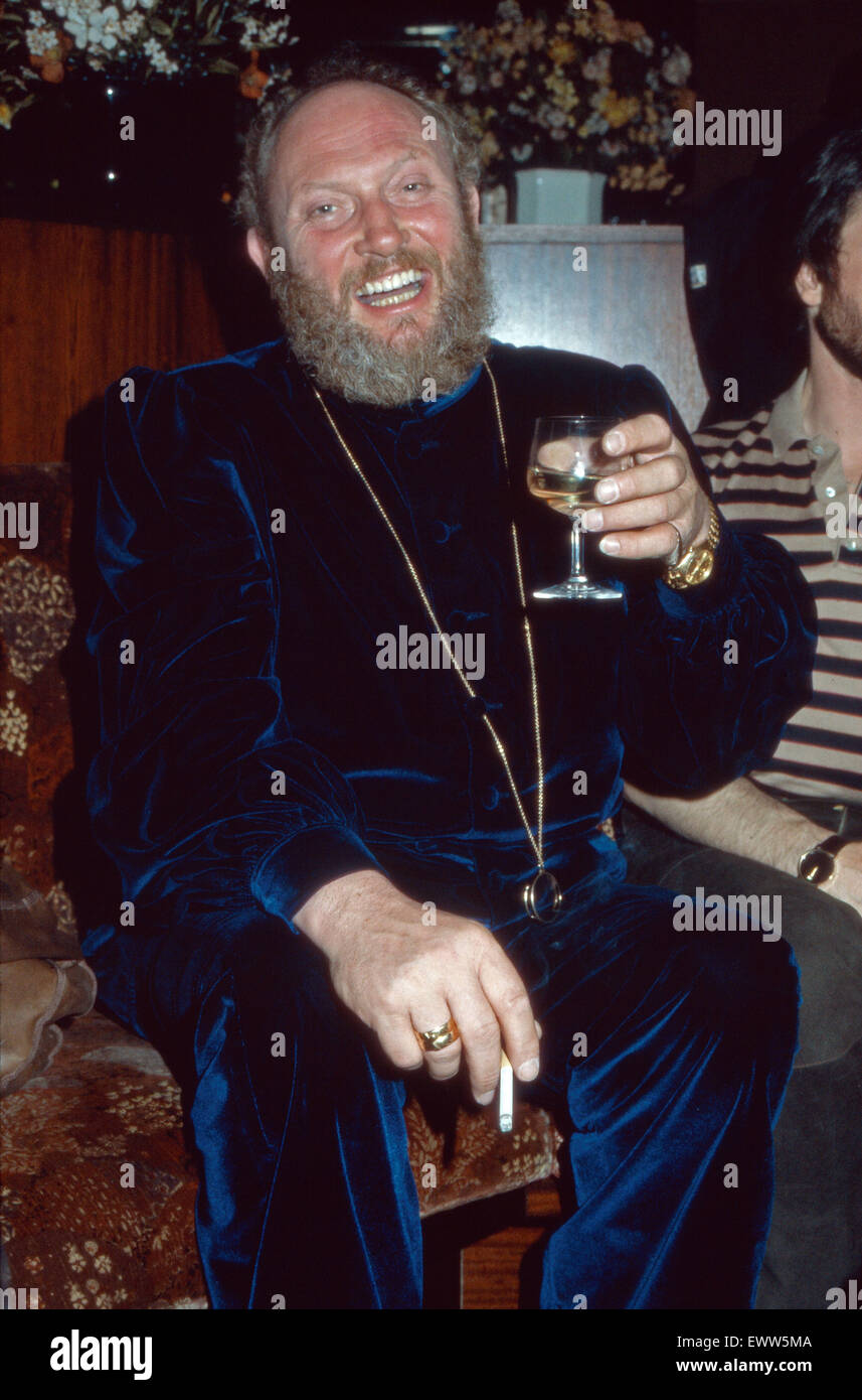 Der Deutsche Sänger Ivan Rebroff Bei Einem Glas Wein, 1980er Jahre ...