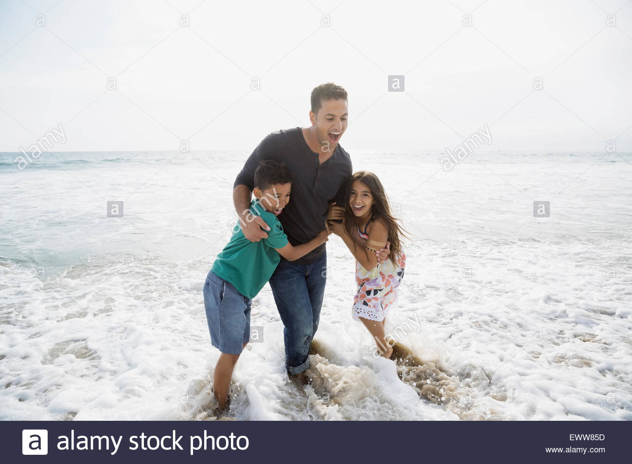 Kinder waten im wasser -Fotos und -Bildmaterial in hoher Auflösung – Alamy