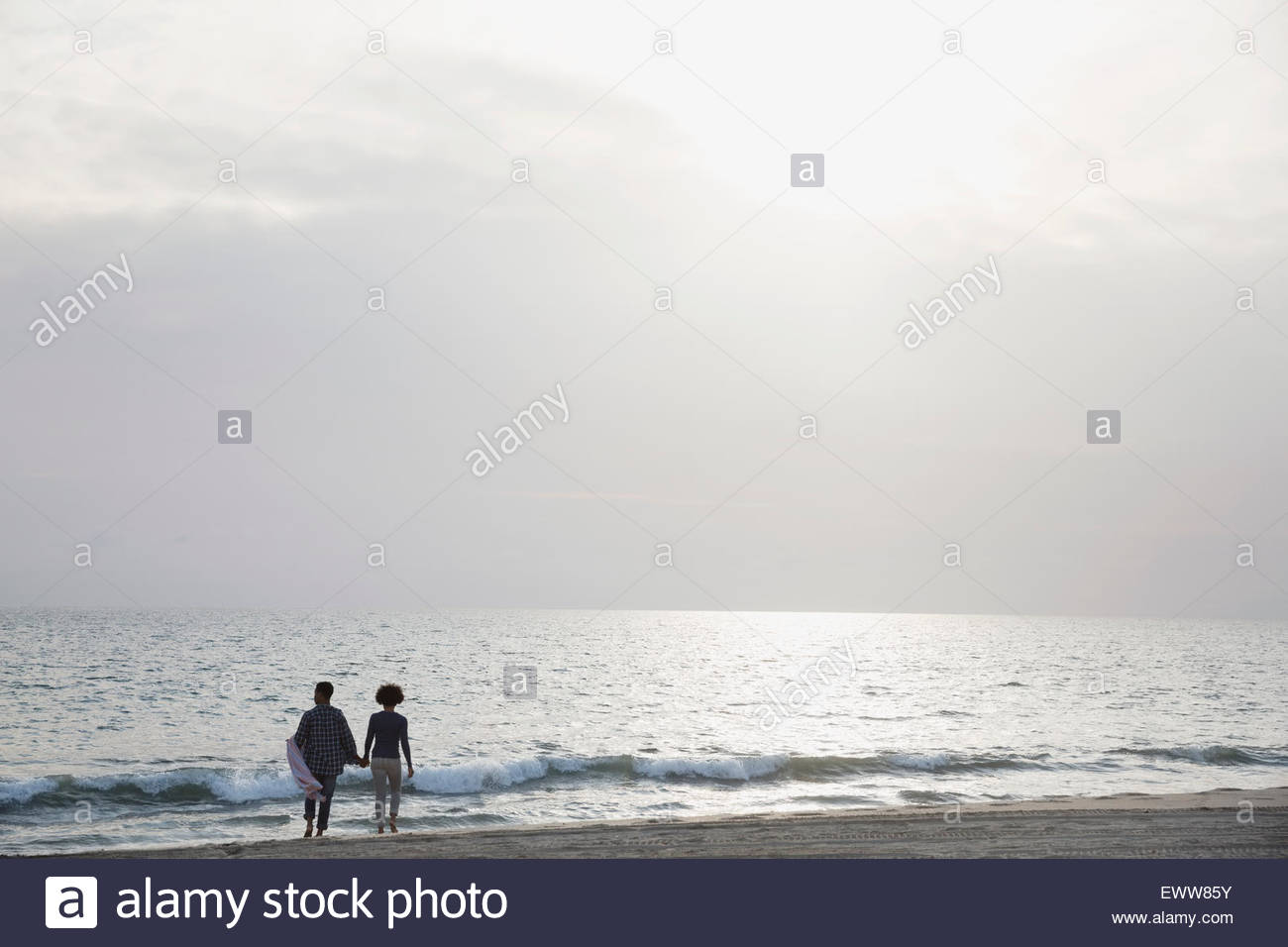 Paar zusammen am strand spazieren -Fotos und -Bildmaterial in hoher ...