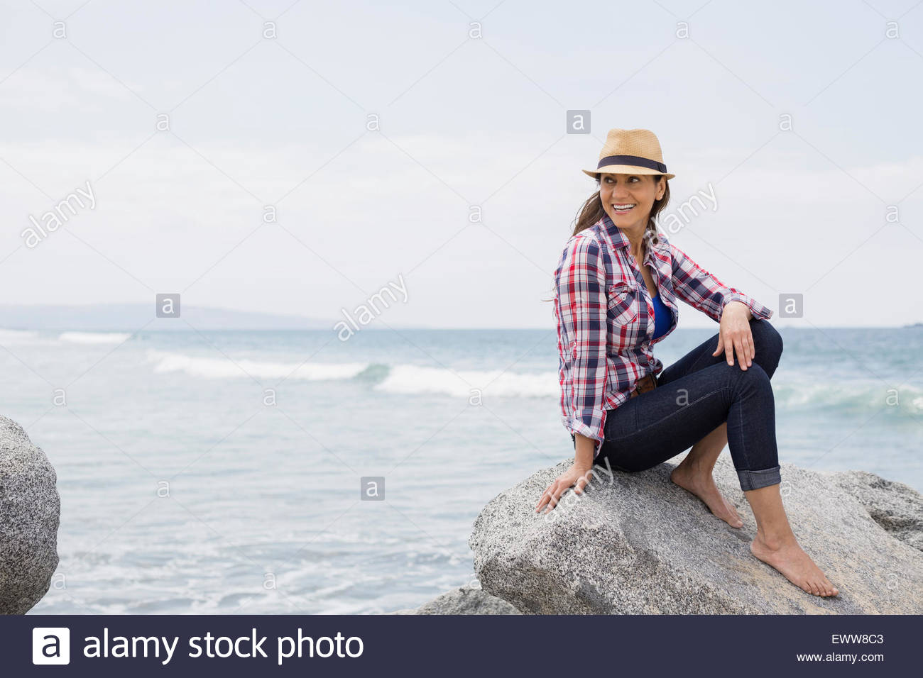 Frau brünett barfuss jeans -Fotos und -Bildmaterial in hoher Auflösung ...