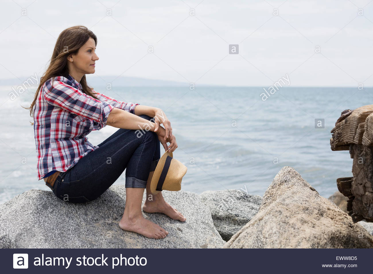 Frau brünett barfuss jeans -Fotos und -Bildmaterial in hoher Auflösung ...