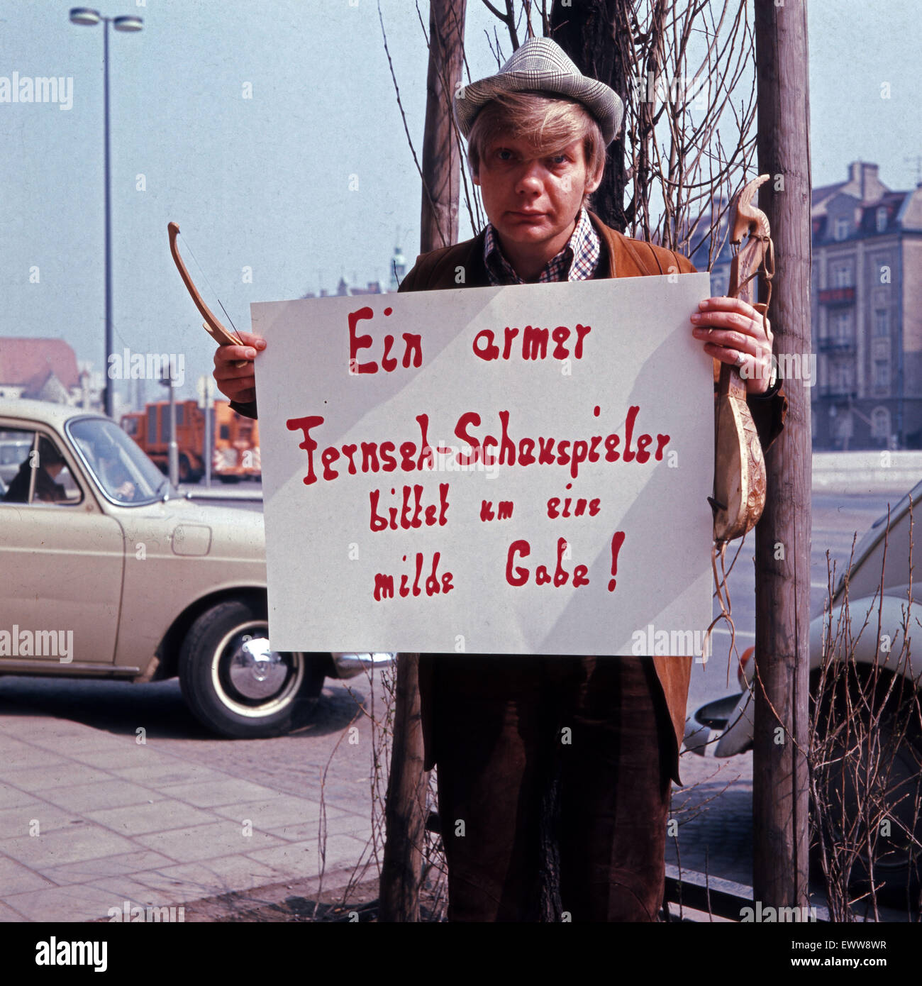 Der Deutsche SchauspielerÂ Frithjof Vierock Spielt Auf der Straße Einen ...