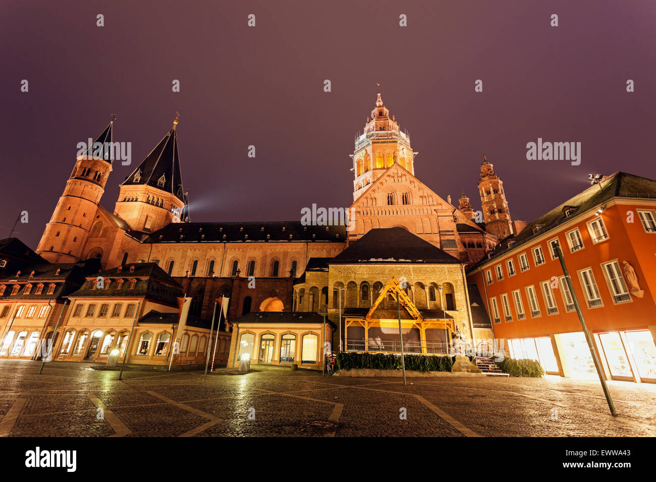 Mainzer dom mit sonnenuntergang -Fotos und -Bildmaterial in hoher ...
