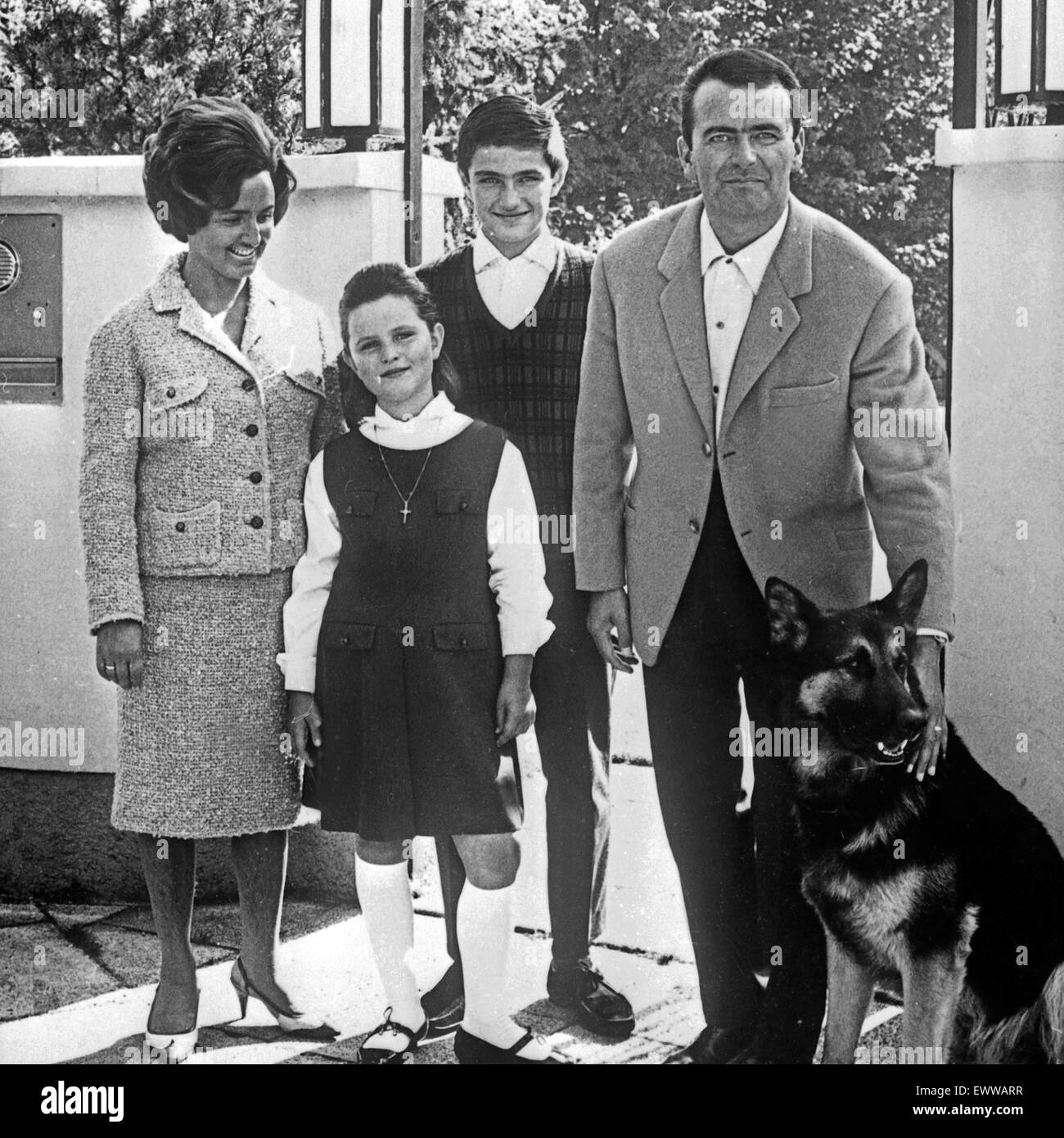 Der Deutsche Musiker Und Bandleader Max Greger Mit Frau Und der Tochter ...