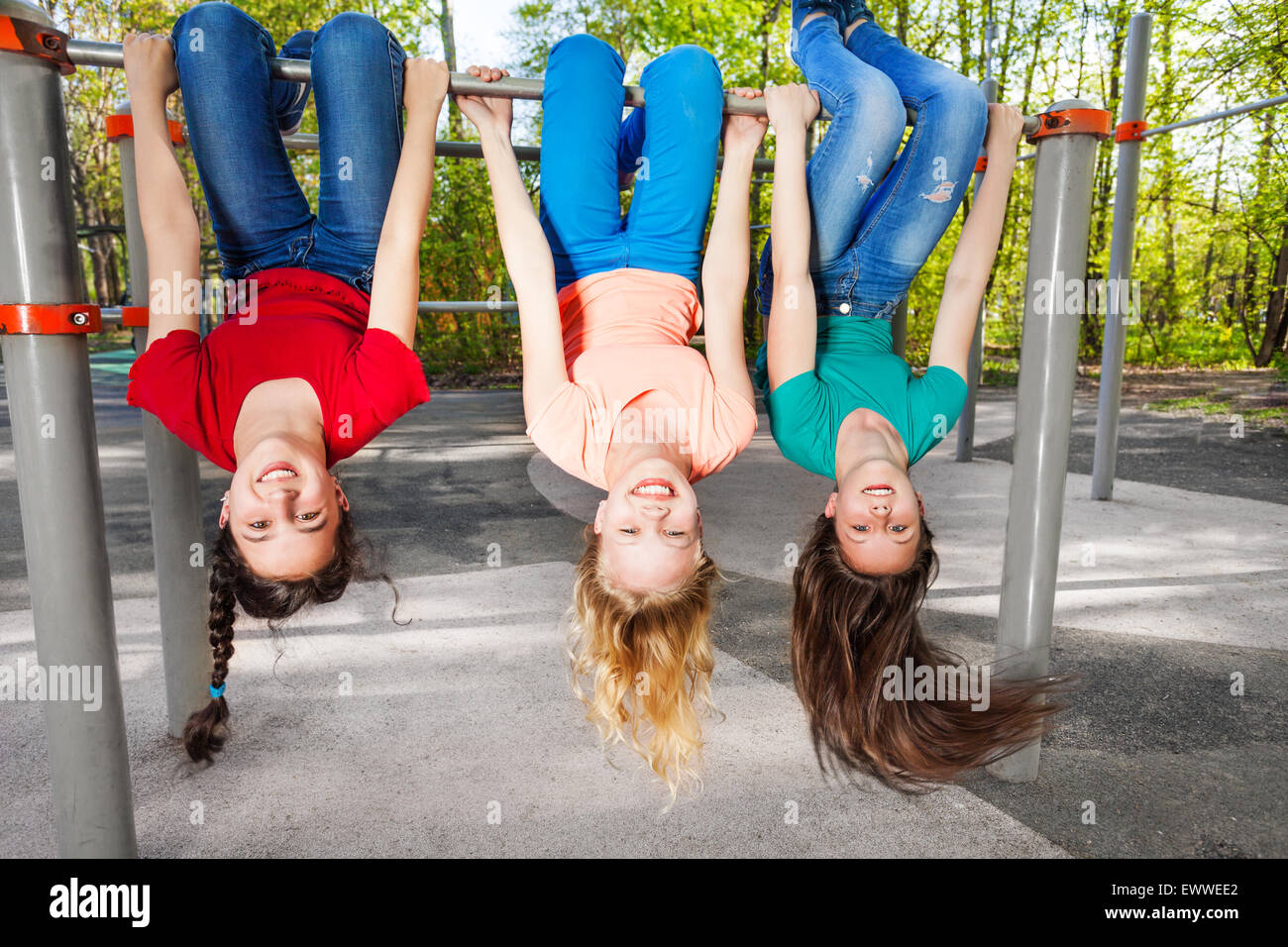 Kids hanging upside down -Fotos und -Bildmaterial in hoher Auflösung – Alamy