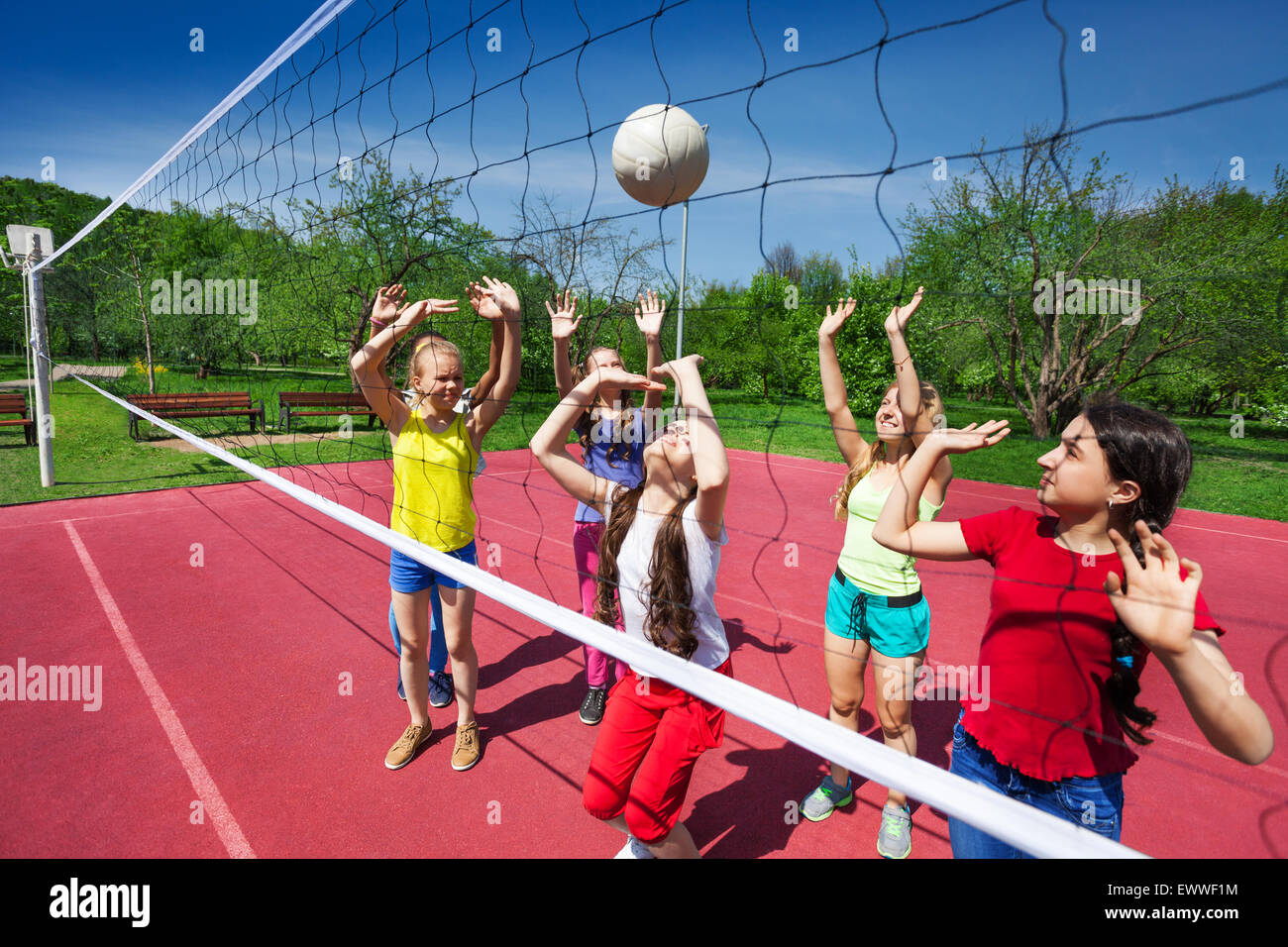 Aktiv volleyball spielen -Fotos und -Bildmaterial in hoher Auflösung ...