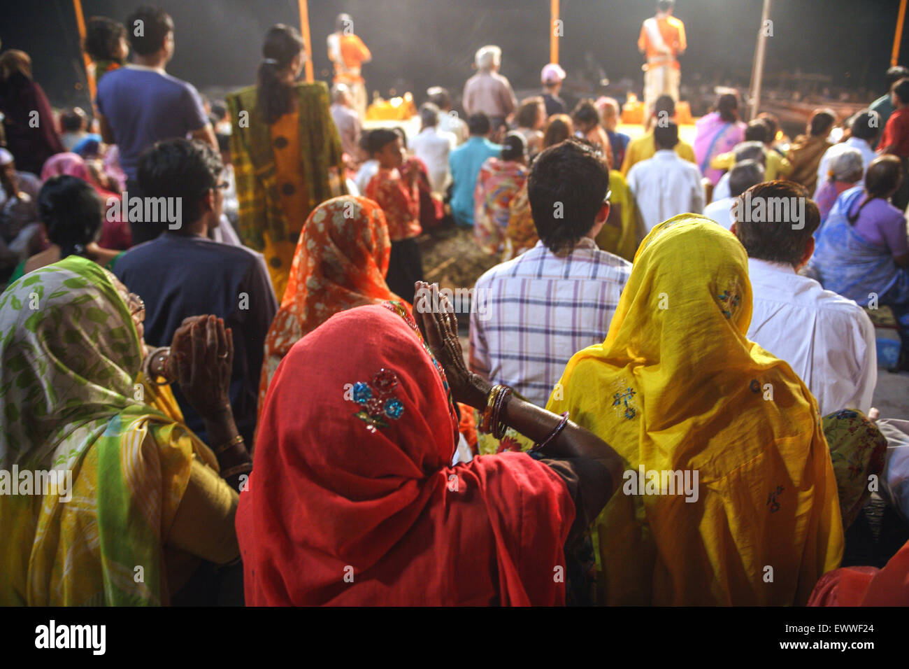 Hindu-Service, Ganga Aarti, spät abends am Dashashwamedh Ghat der ...