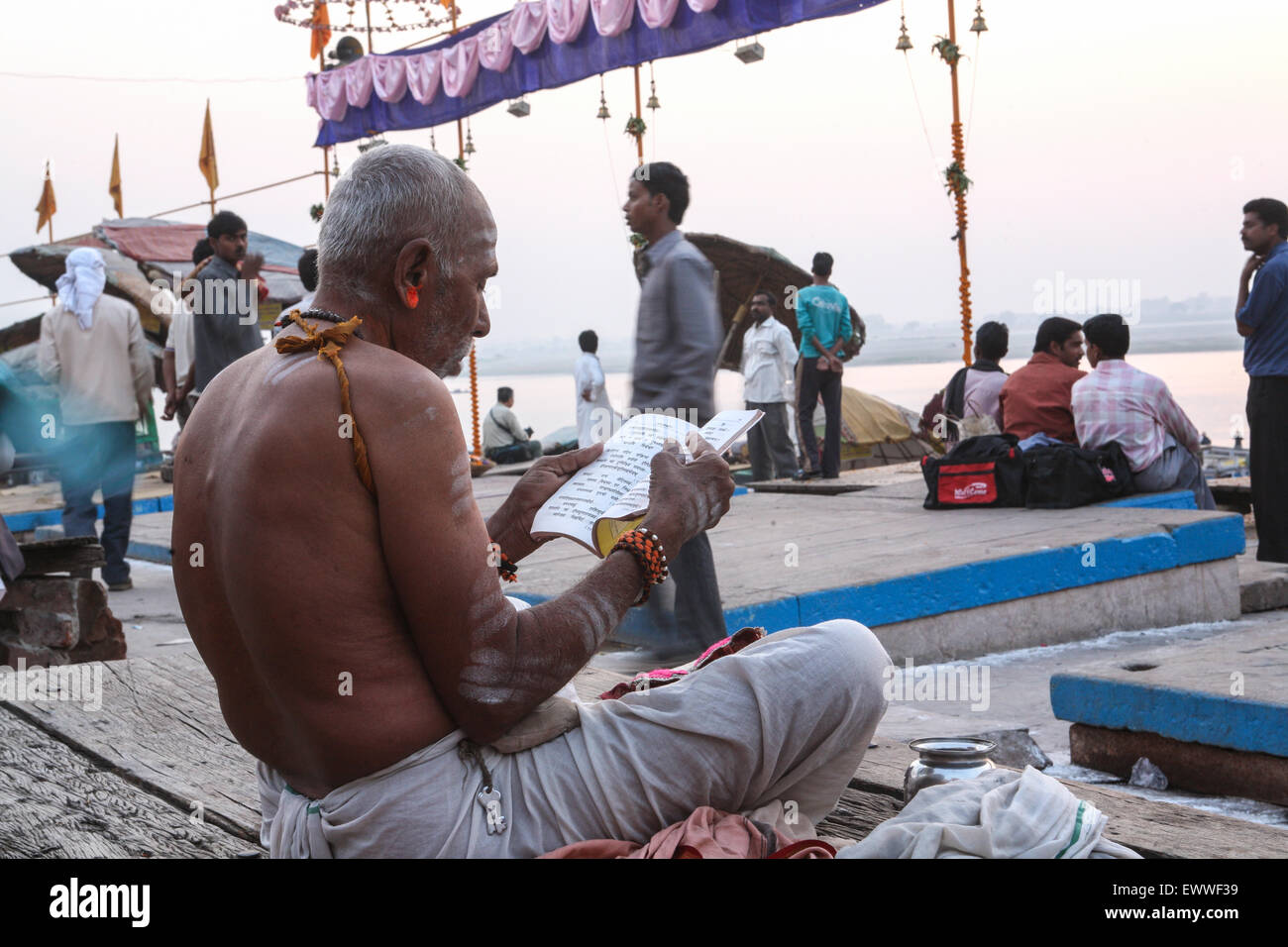 Heiligen Hindu Sadhu Lesen heiliger Text am Dashashwamedh Ghat, die ...
