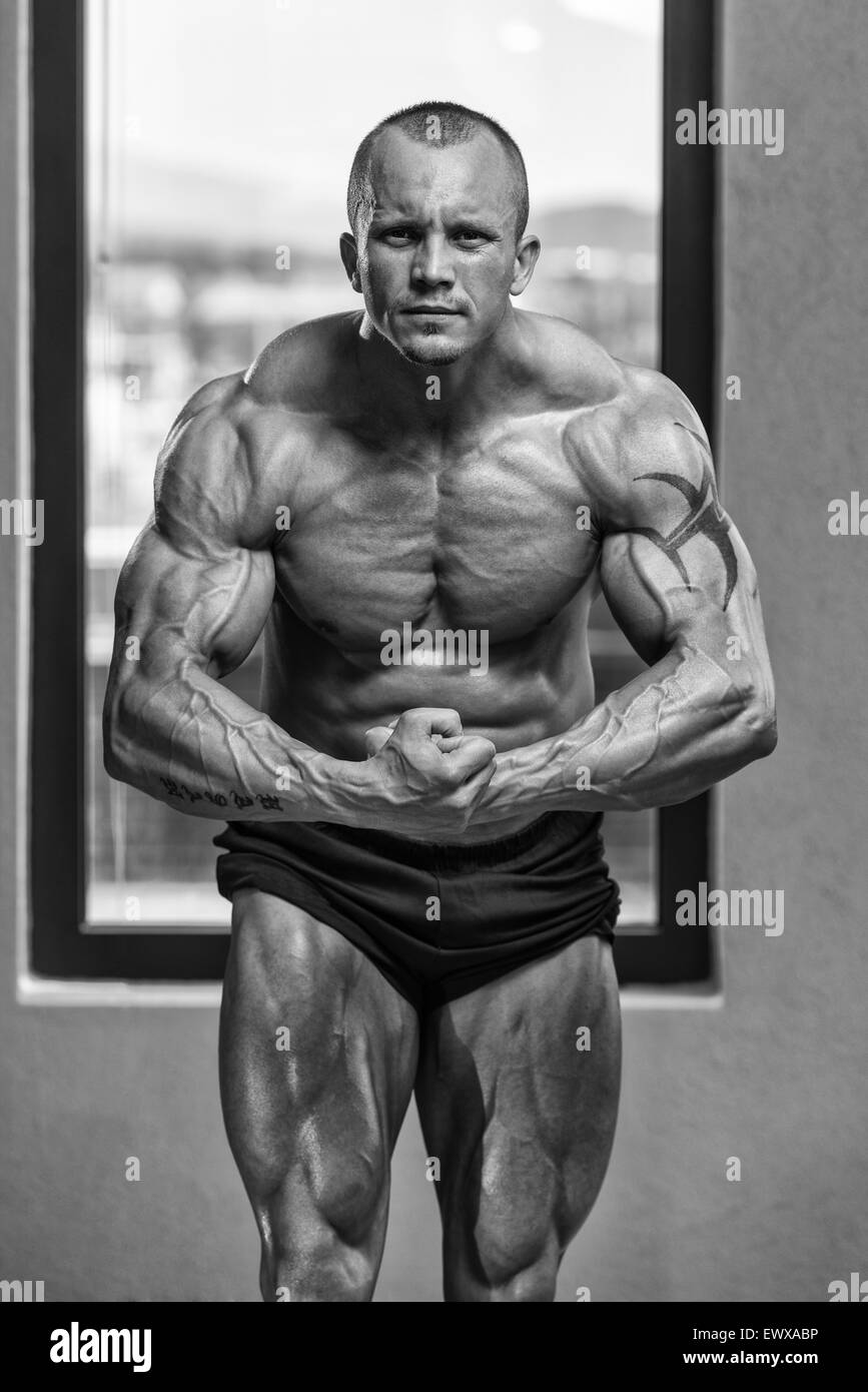 Bodybuilder performing muscular pose -Fotos und -Bildmaterial in hoher ...