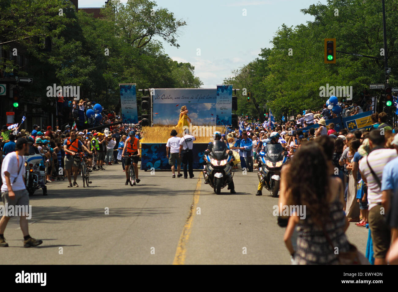 Die St-Jean-Baptiste Day Parade am St. Denis in Montreal, que ...