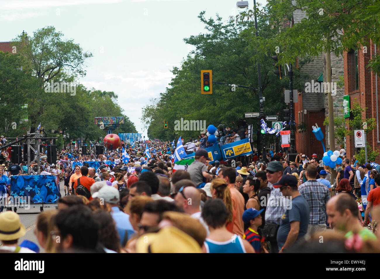Die St-Jean-Baptiste Day Parade am St. Denis in Montreal, que ...