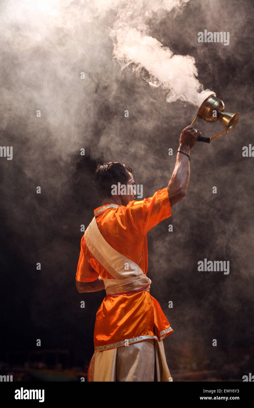 Bei hinduistischen Service, Ganga Aarti, Baden spät abends am ...
