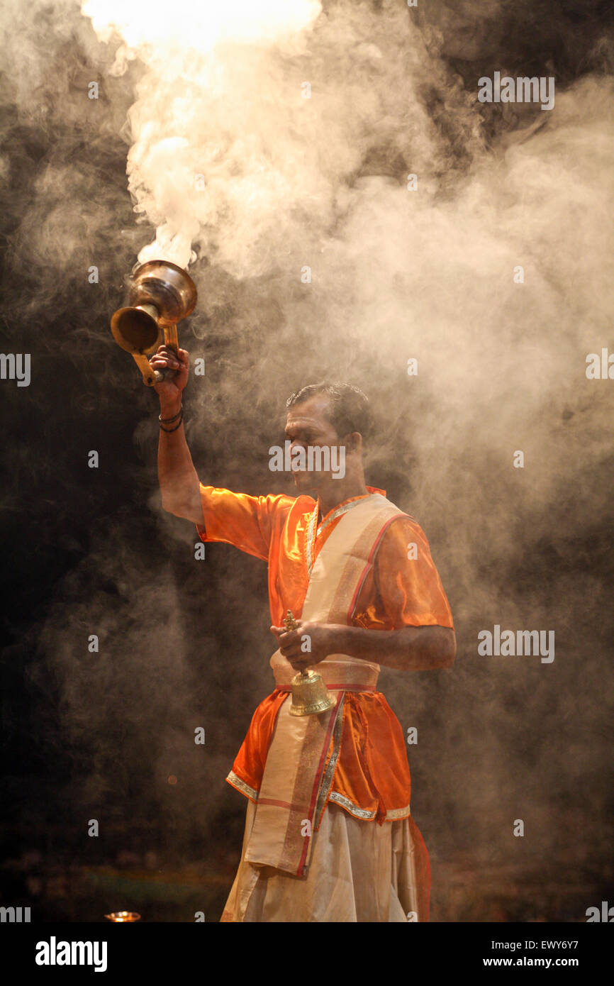 Bei hinduistischen Service, Ganga Aarti, Baden spät abends am ...
