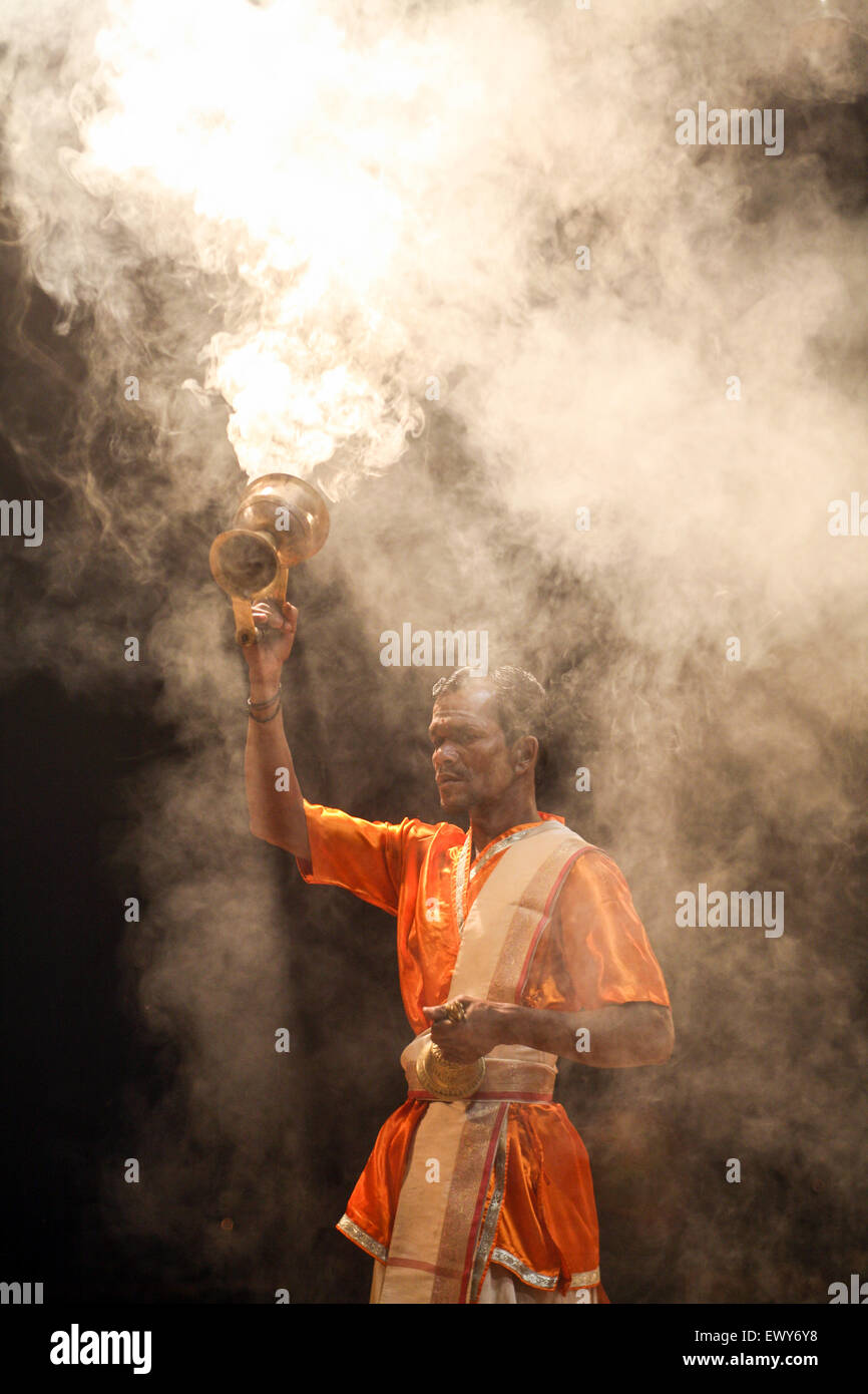 Bei hinduistischen Service, Ganga Aarti, Baden spät abends am ...