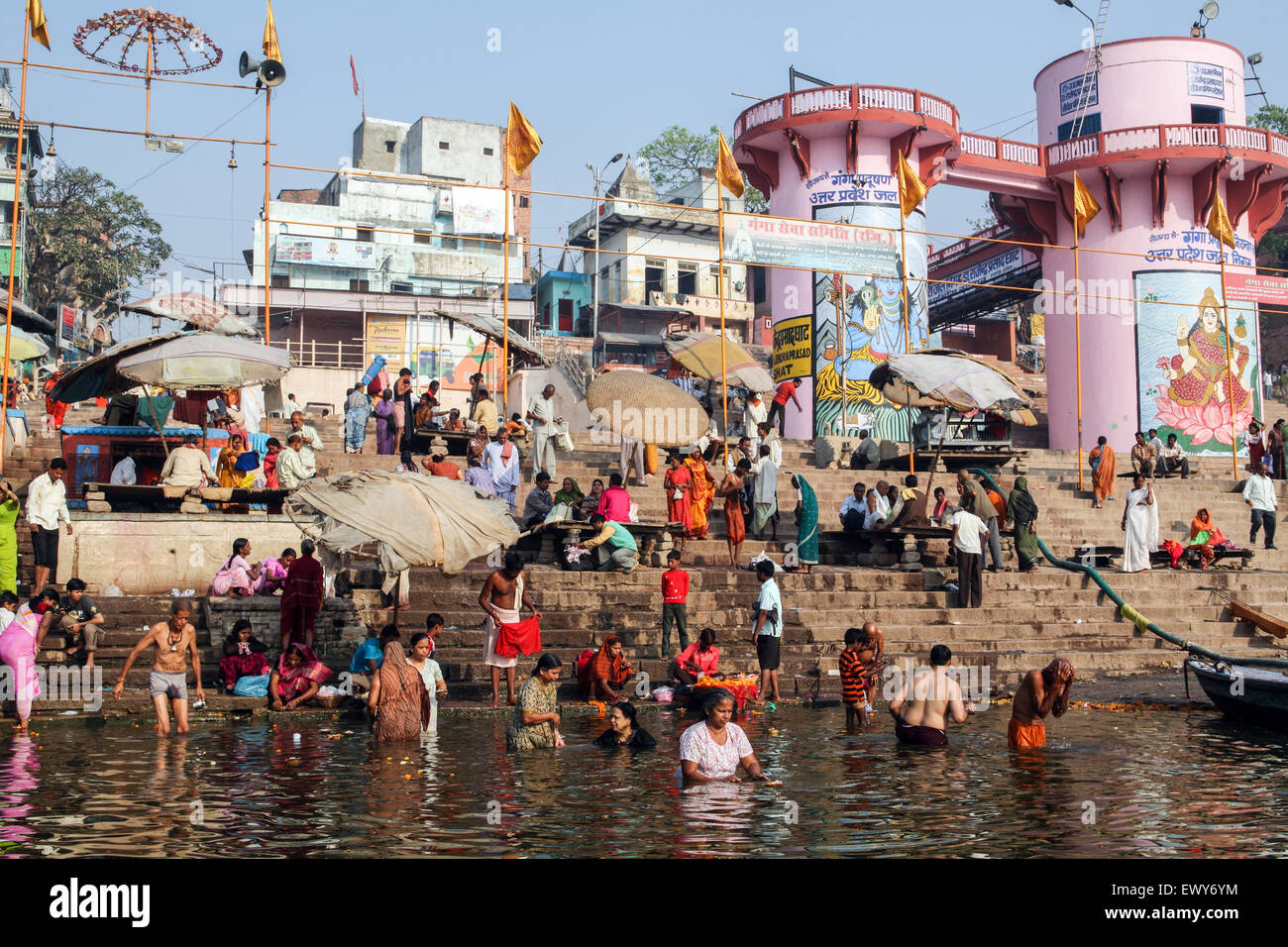 Beten und nehmen das heilige Wasser am Dashashwamedh Ghat der ...