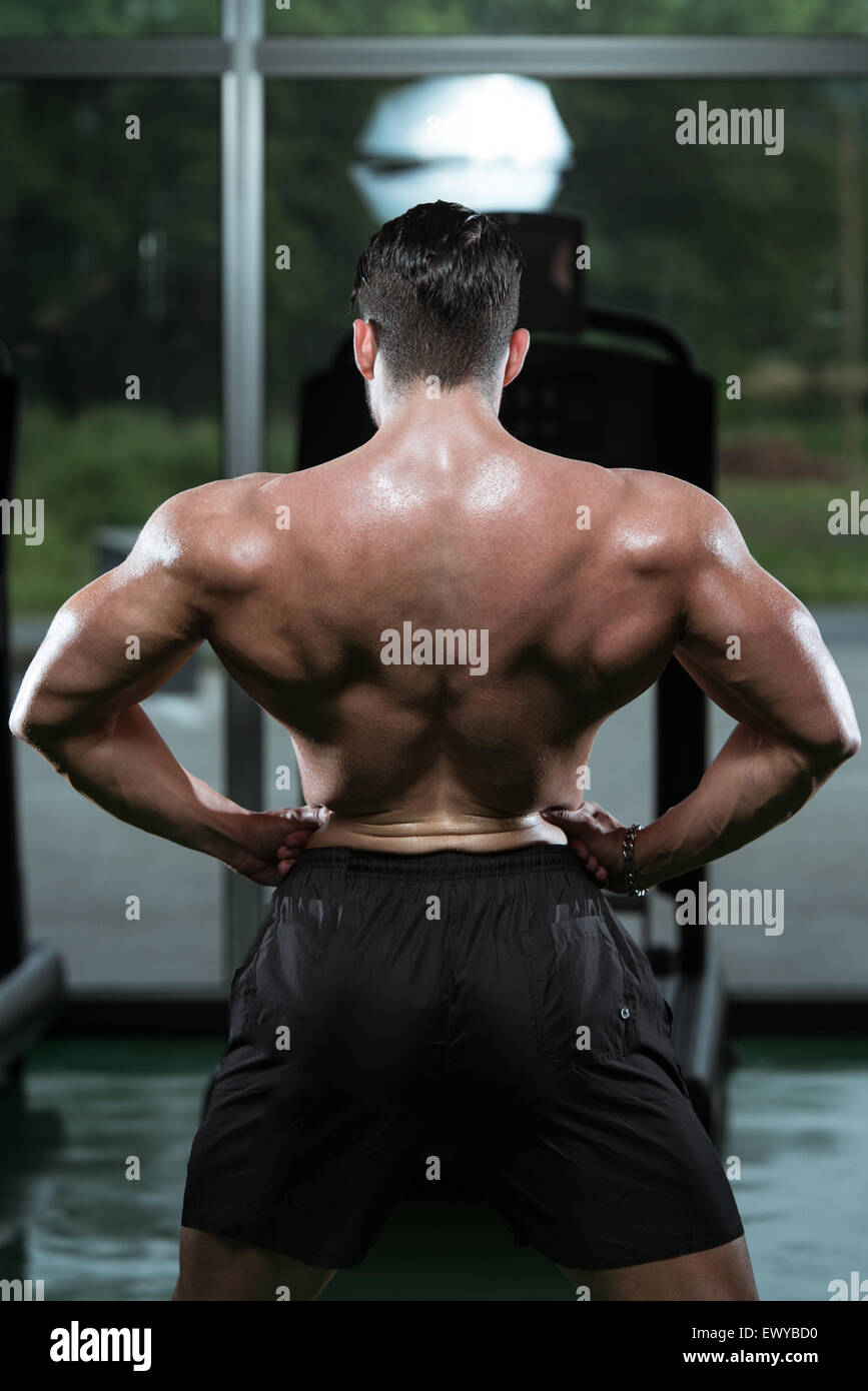 Serious Man Bodybuilder stehen In der Turnhalle und Muskeln ...