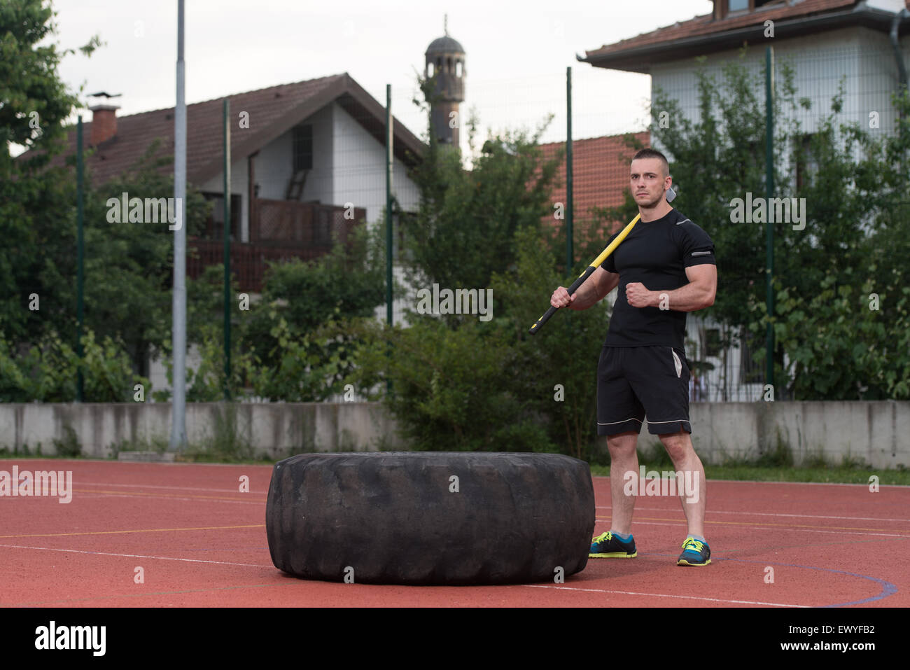 Crossfit sledge hammer workout -Fotos und -Bildmaterial in hoher ...