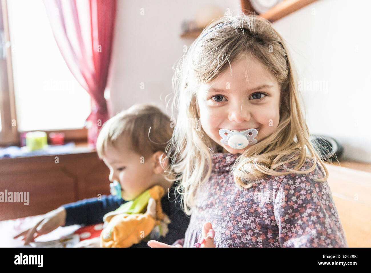 Kinder mit Schnuller spielen Stockfotografie - Alamy