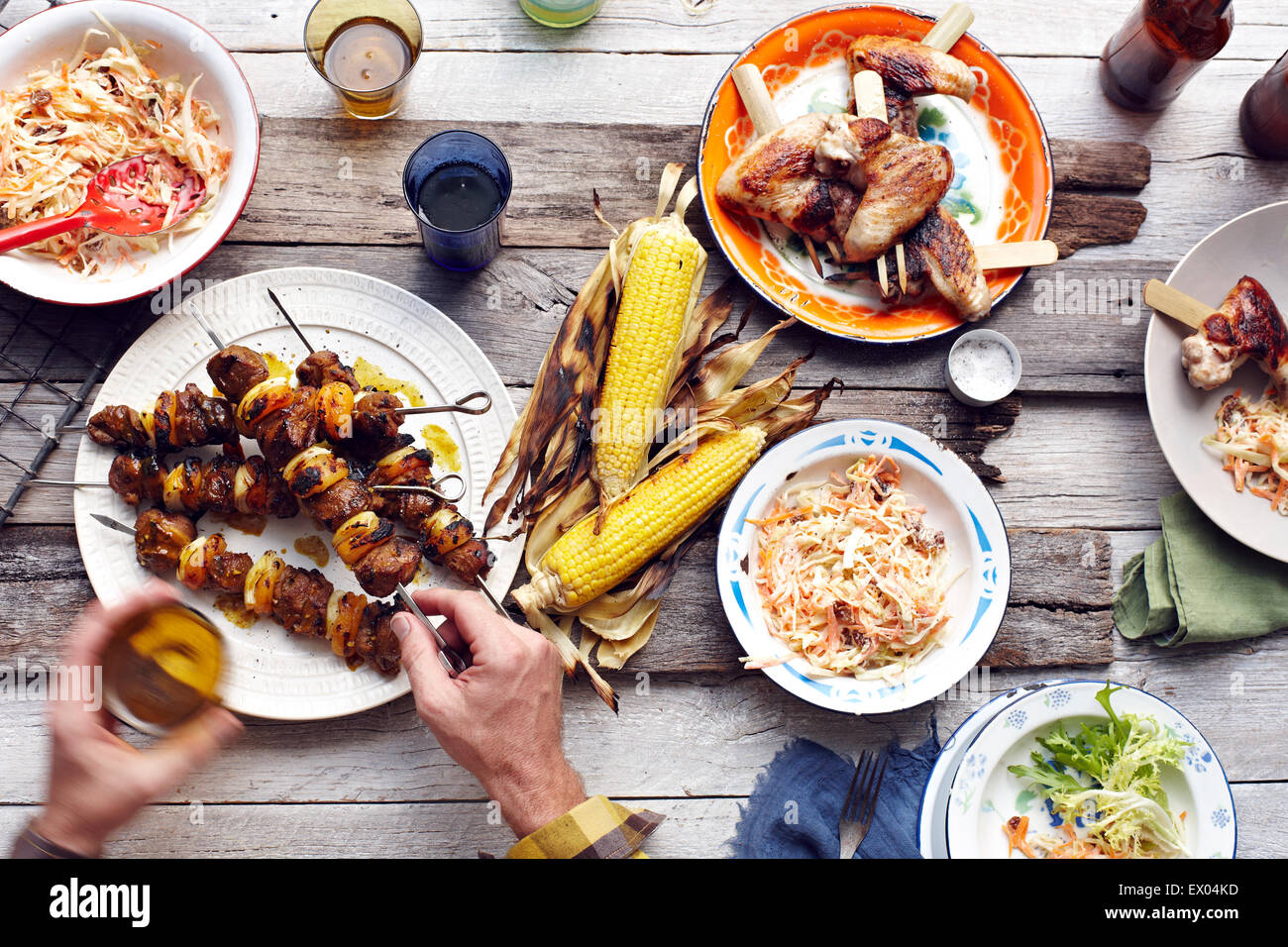 Mans Hand hob Lamm und Huhn Spieße aus Tabelle Stockfotografie - Alamy