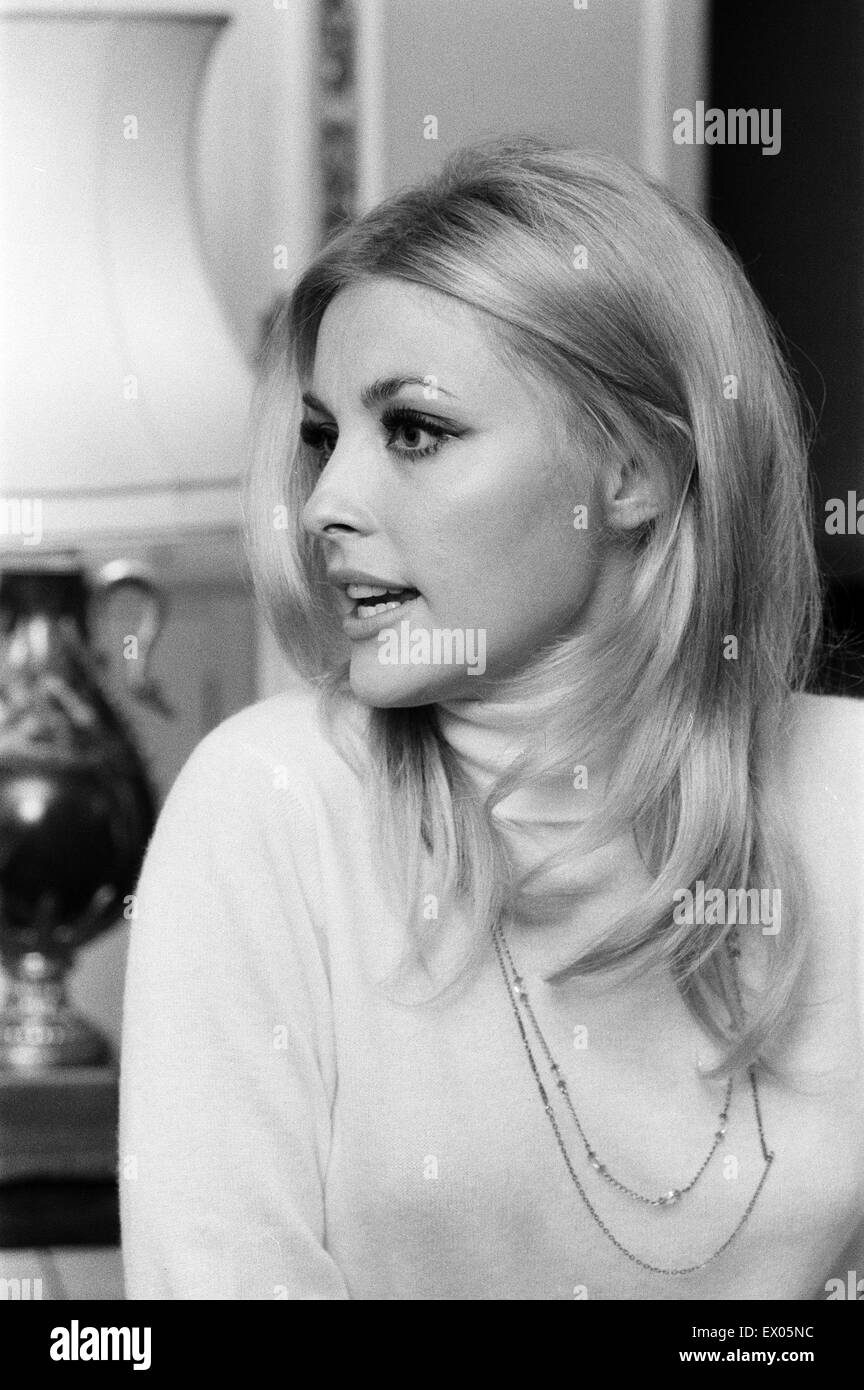 Sharon Tate, Schauspielerin und Model, im Alter von 22 Jahren, in ihrer ...