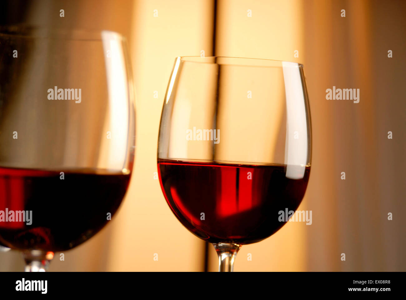 Zwei Gläser Rotwein in Abendstimmung Stockfotografie - Alamy