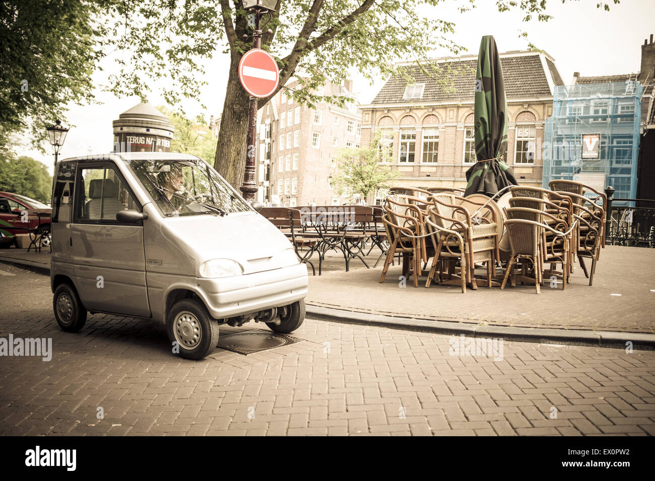 Kleine Elektro-Auto in Amsterdam Stockfotografie - Alamy