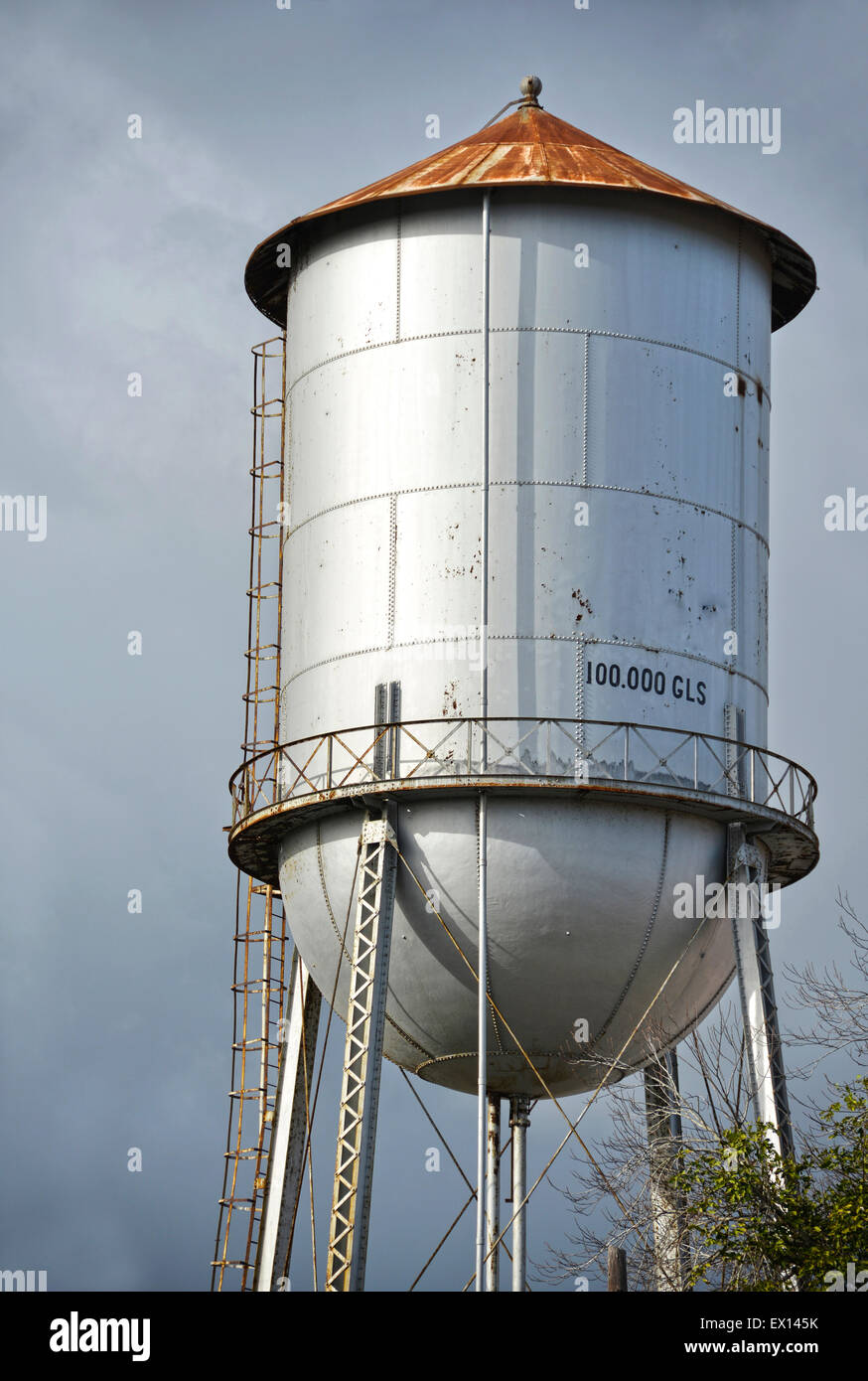 Alter wassertank auf dem dach -Fotos und -Bildmaterial in hoher ...