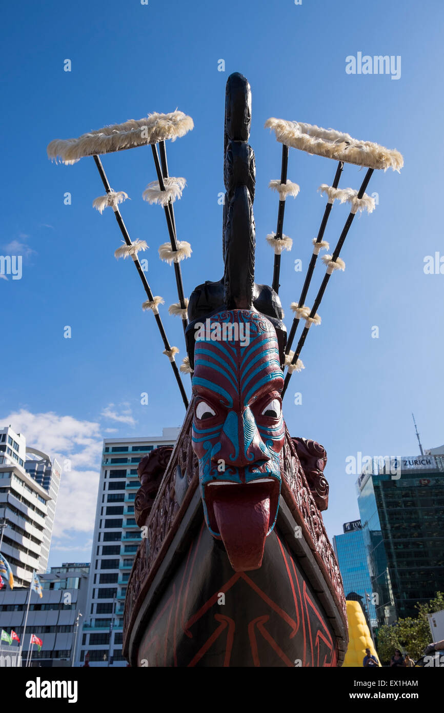 Bug eines Maori Kanus mit Furcht einflössenden Gesicht und Zunge, die ...