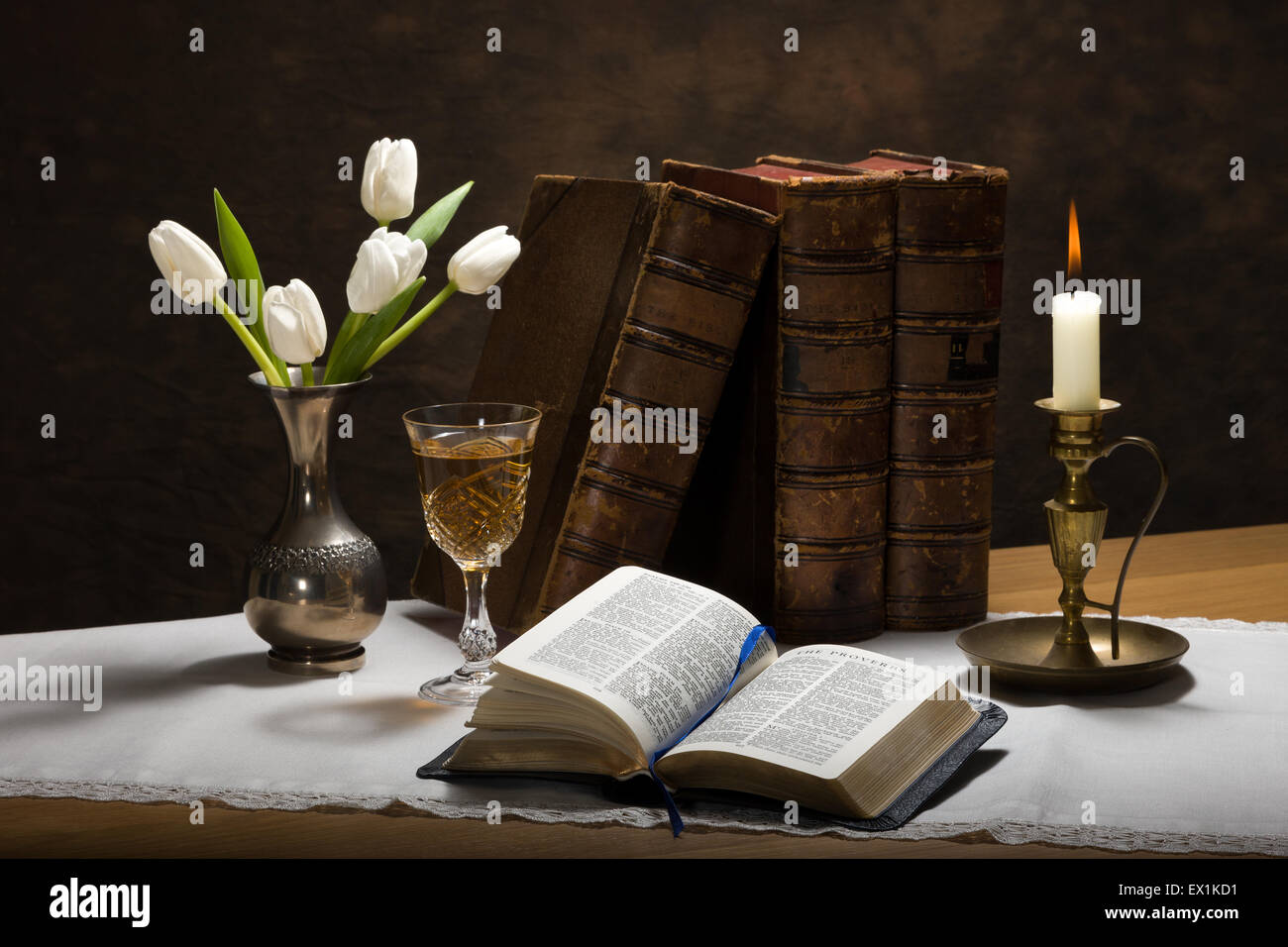 Stillleben-Bild einer offenen Bibel auf einem Tisch mit alten Büchern ...