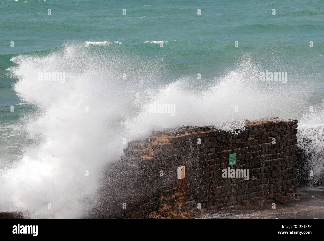 Breaking brick wall Stockfotos und -bilder Kaufen - Alamy