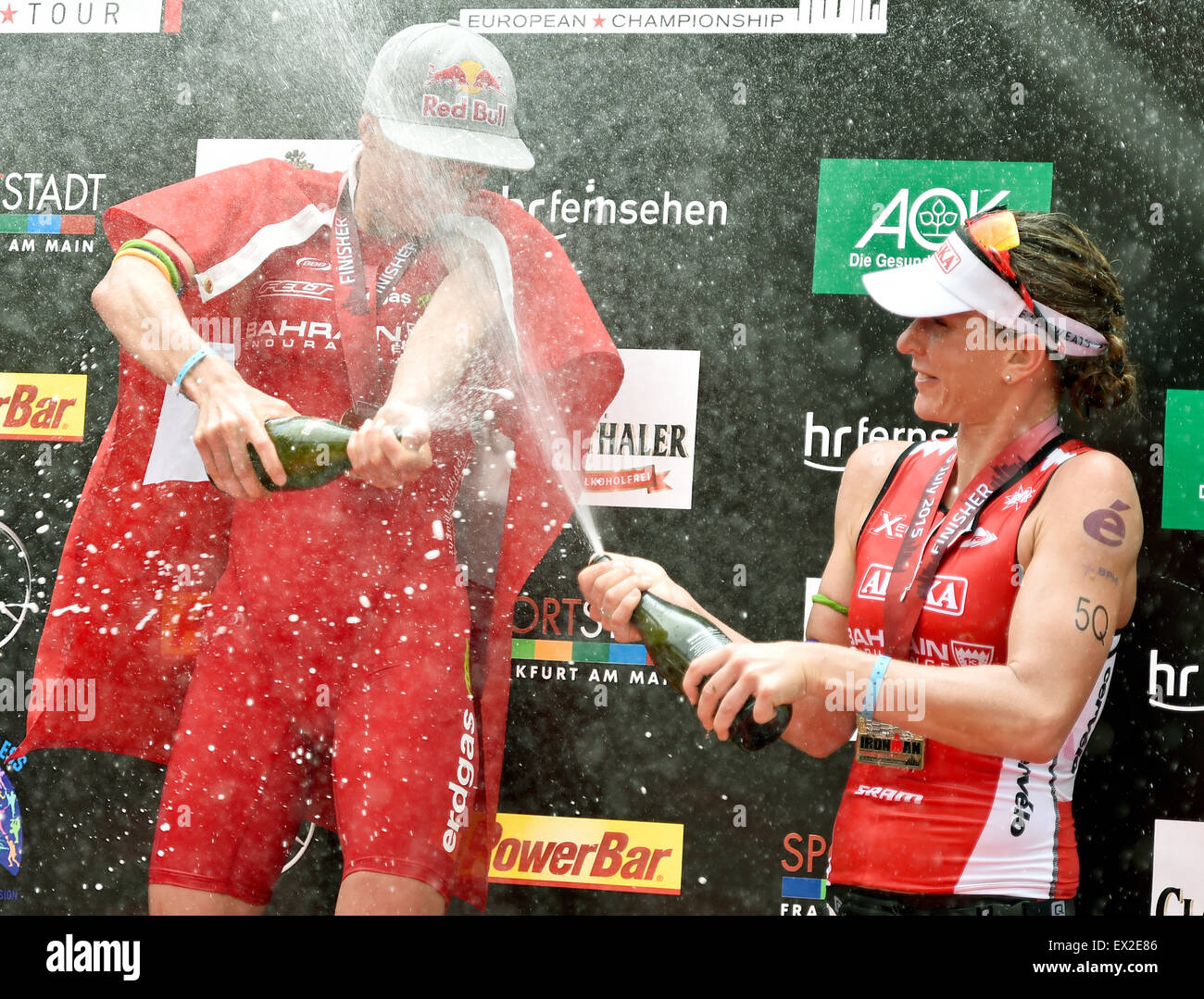 Frankfurt Main, Deutschland. 5. Juli 2015. Sieger Daniela Ryf (L) der ...