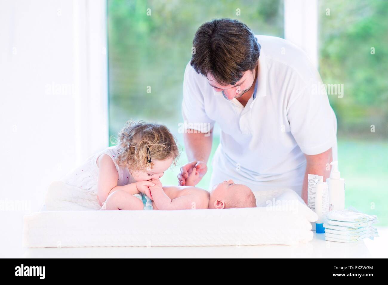 Windelwechsel kleinkind -Fotos und -Bildmaterial in hoher Auflösung – Alamy