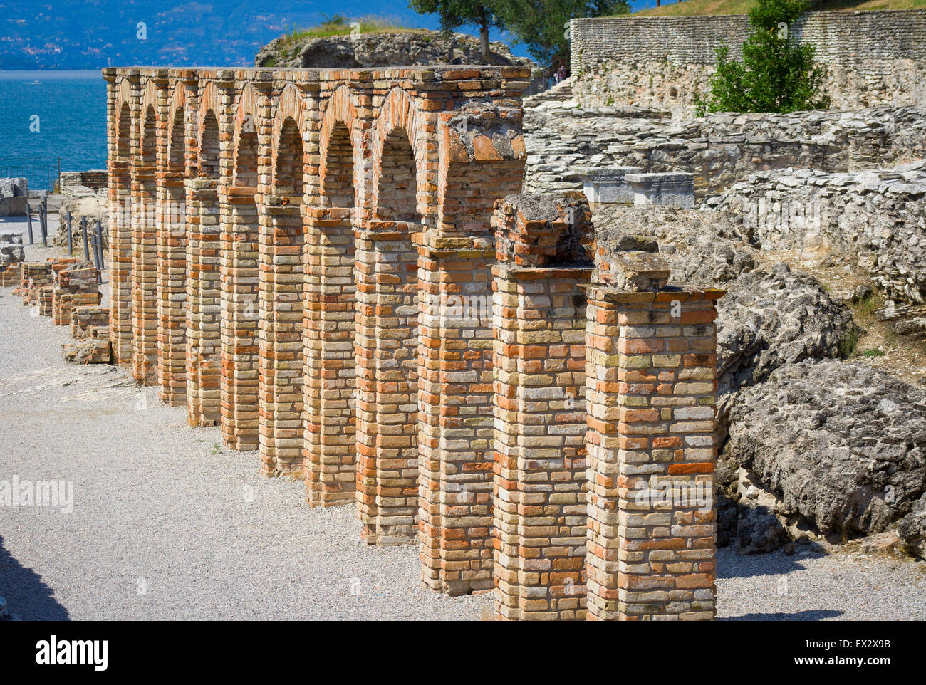 Antike römische Ruinen der Grotte di Catullo in Sirmione am Gardasee in ...