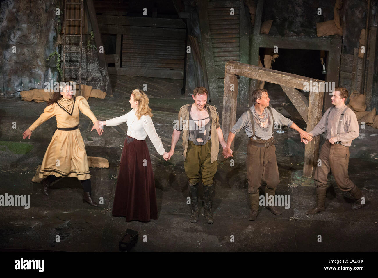 Vorhang mit Selma Brook (Lisette), Emily Bowker (Isabelle Azaire ...