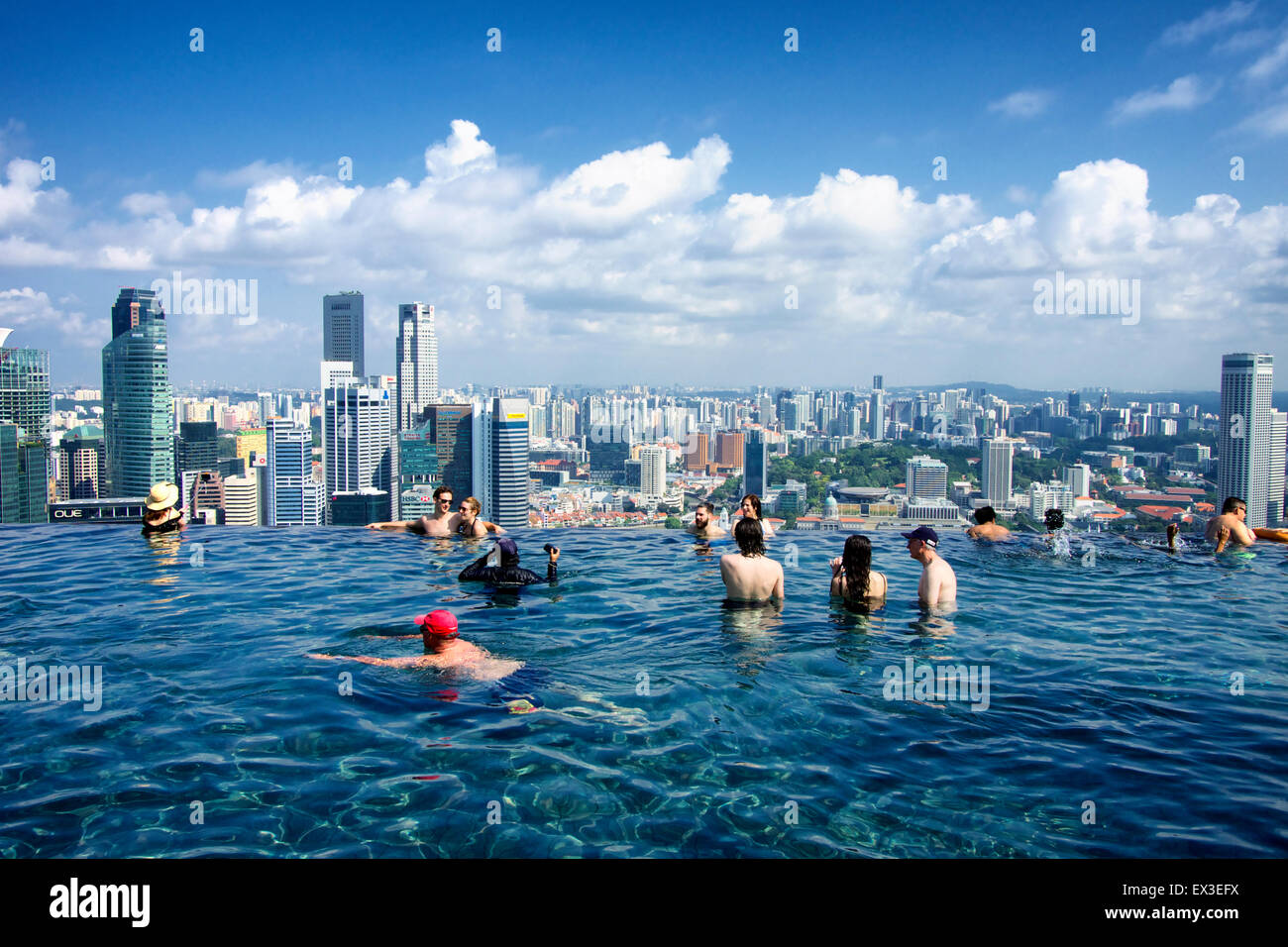 Chillen am MBS Infinity Pool und genießen Sie die Skyline der Stadt ...