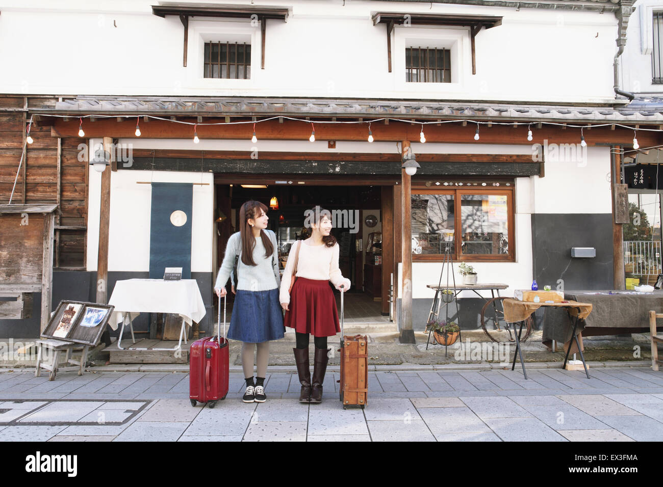 Frauen in stiefel -Fotos und -Bildmaterial in hoher Auflösung – Alamy
