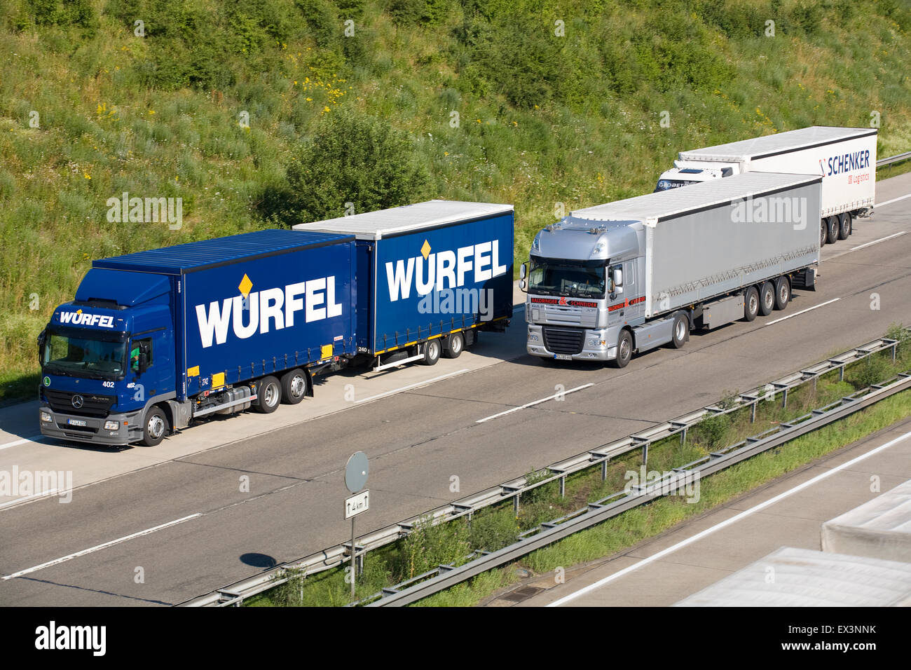 Europa, Deutschland, Rheinland-Pfalz, LKW an ein Anstieg von der ...