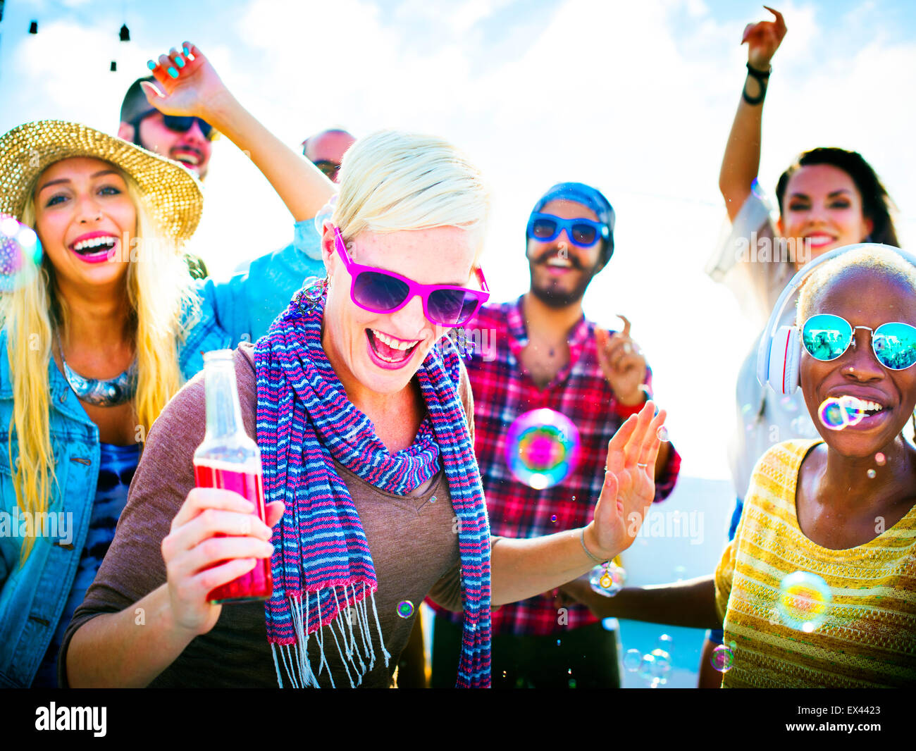 Menschen strand freudige tanzende freude -Fotos und -Bildmaterial in ...