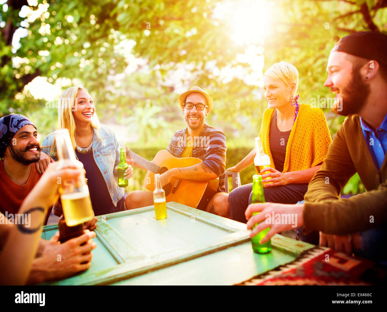 Soziales trinken -Fotos und -Bildmaterial in hoher Auflösung – Alamy