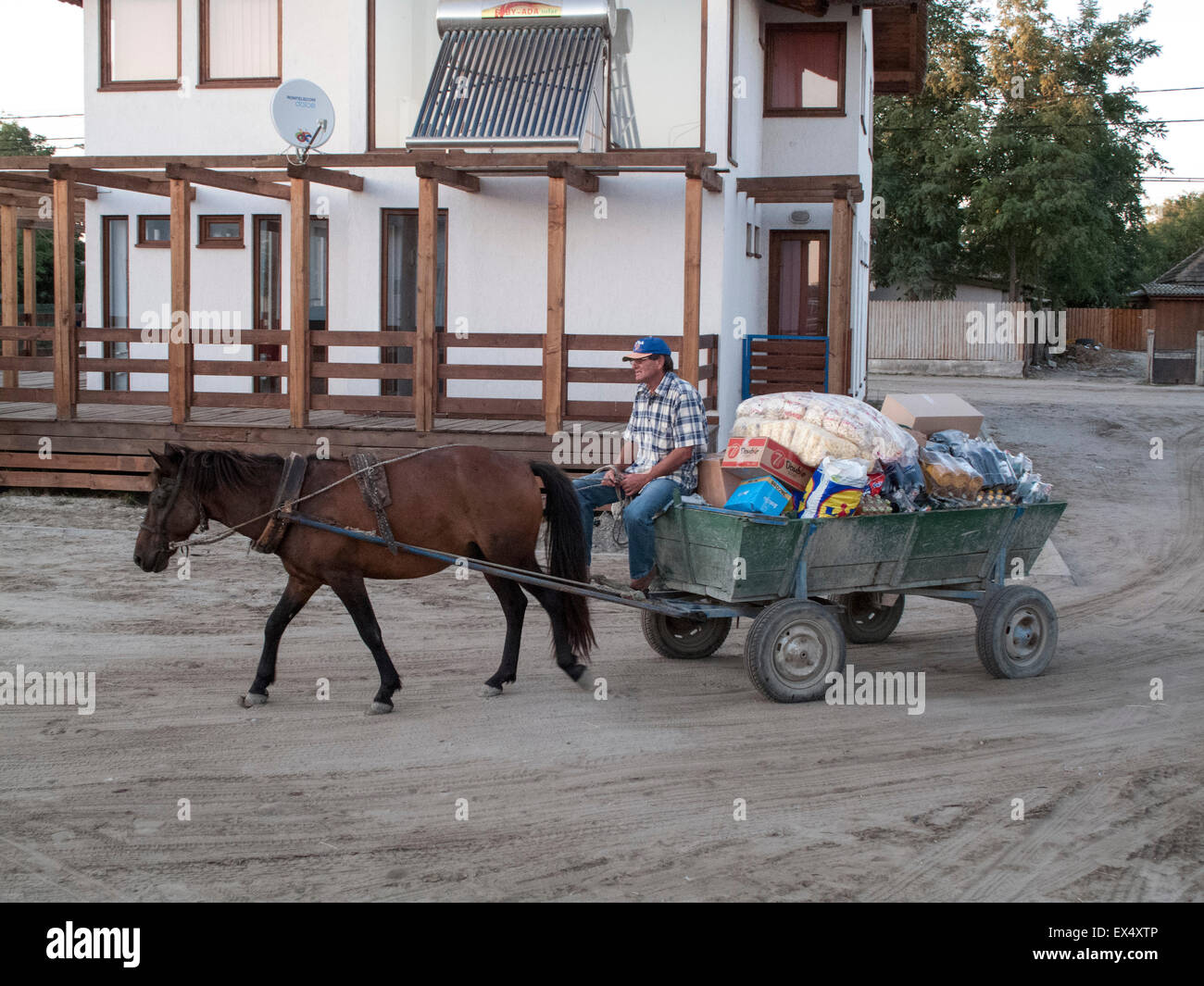 Horse carriage romania -Fotos und -Bildmaterial in hoher Auflösung – Alamy