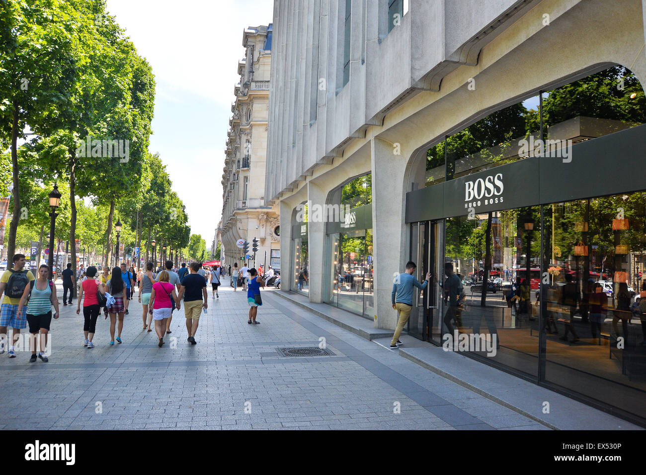 Paris Champs Elysee store Hugo Boss Stockfotografie - Alamy