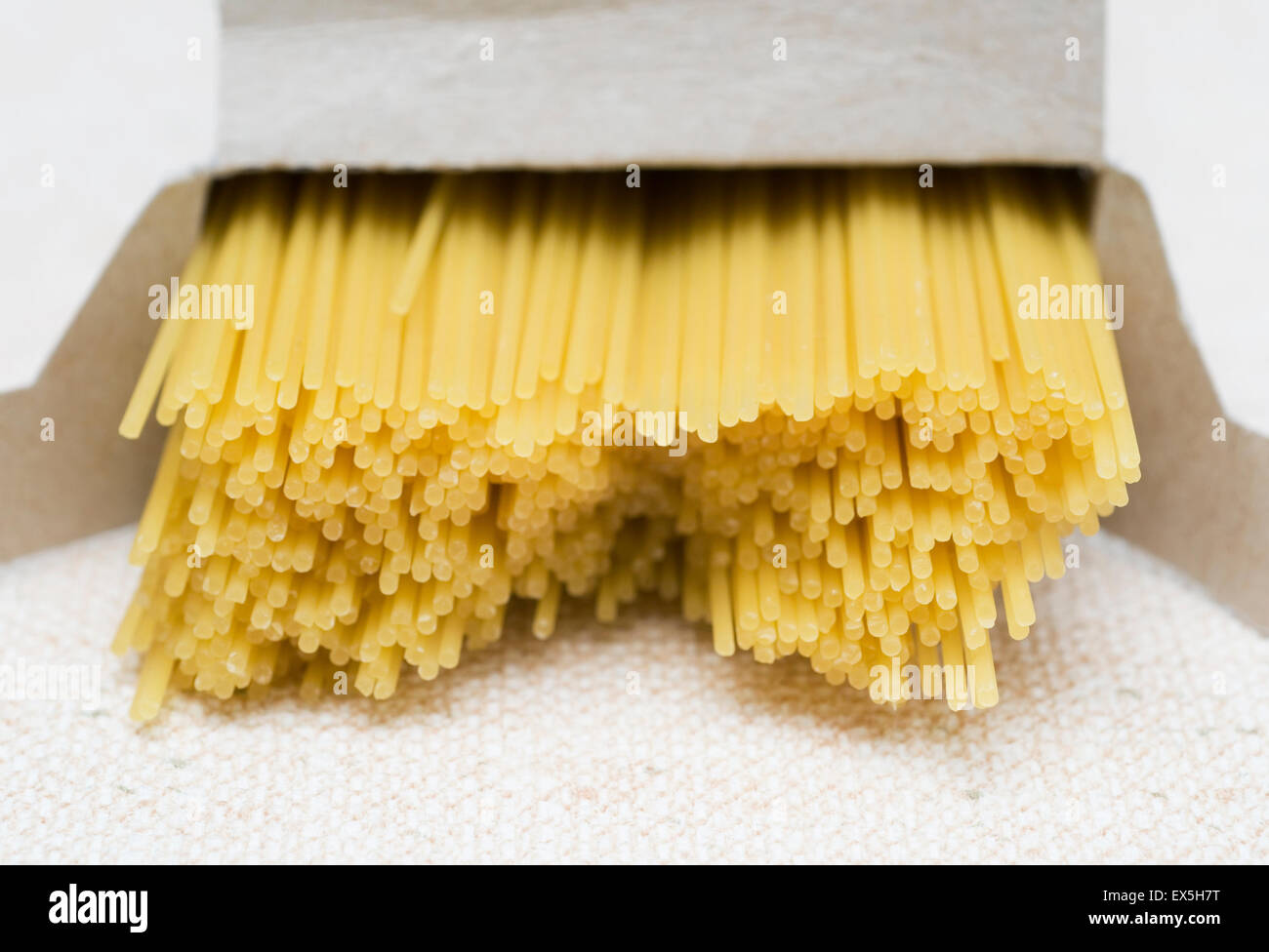 Uncooked spaghettis -Fotos und -Bildmaterial in hoher Auflösung – Alamy