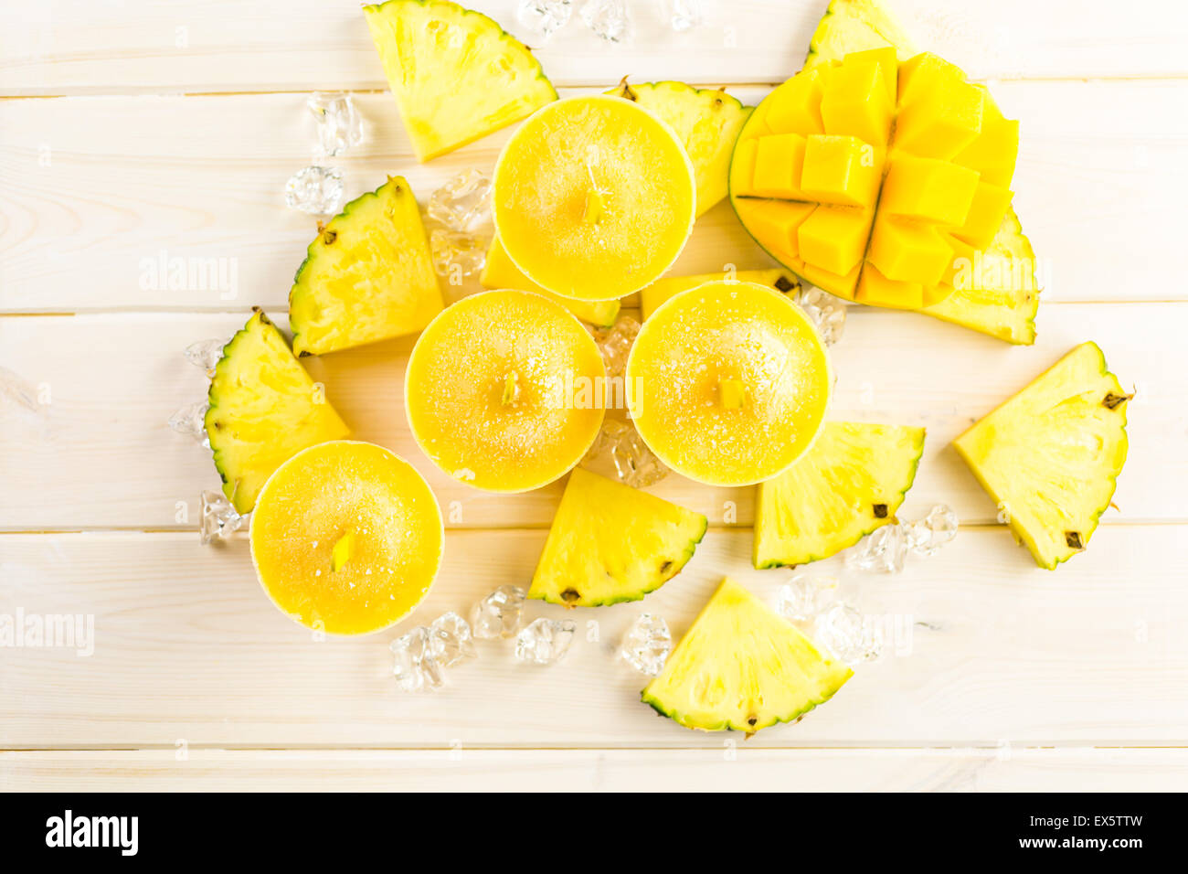 Hausgemachte kalorienarm Eis am Stiel mit Mando, Ananas- und Cocconut ...