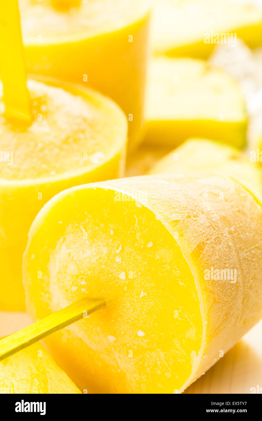Hausgemachte kalorienarm Eis am Stiel mit Mando, Ananas- und Cocconut ...