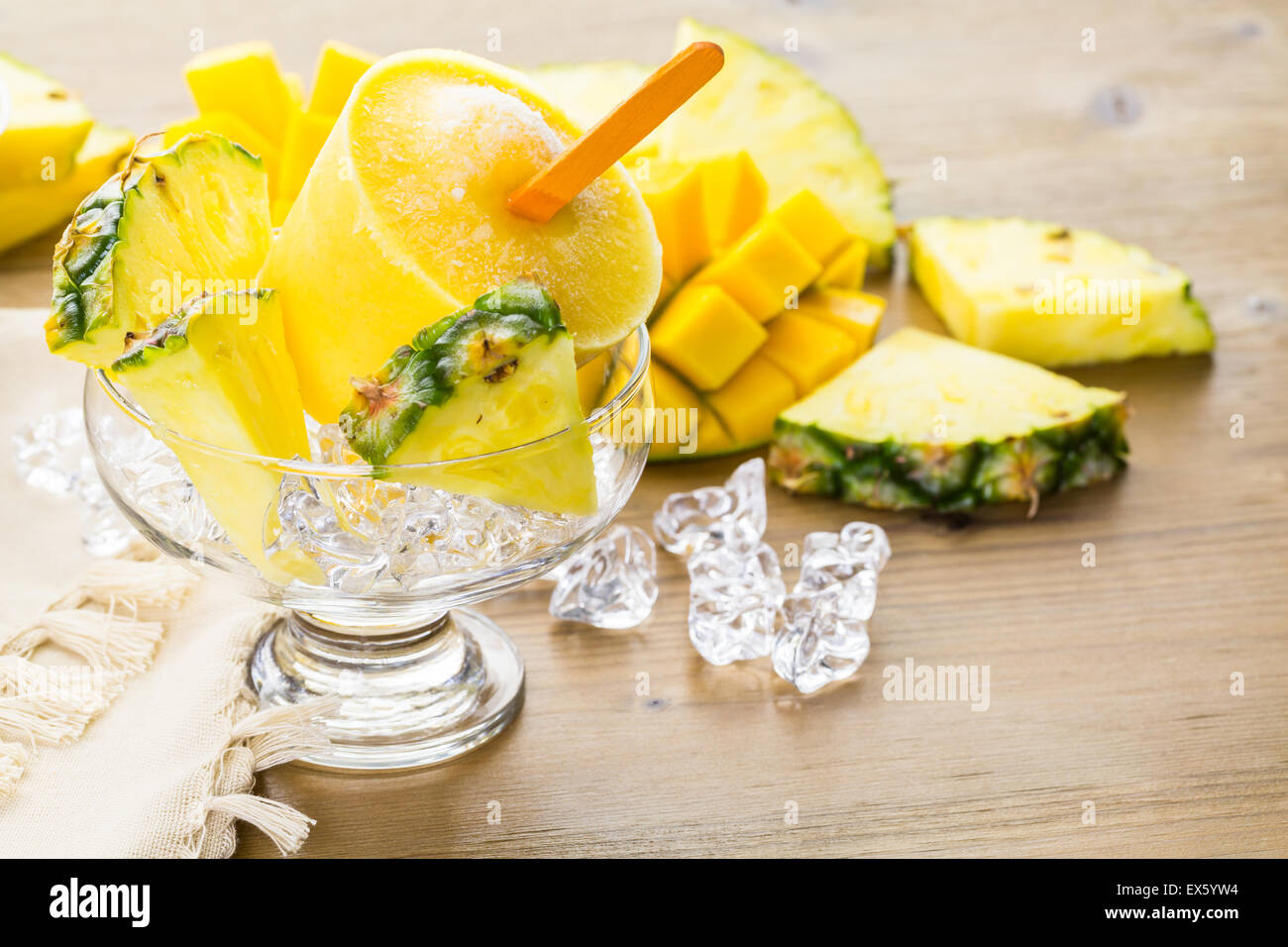 Hausgemachte kalorienarm Eis am Stiel mit Mando, Ananas- und Cocconut ...