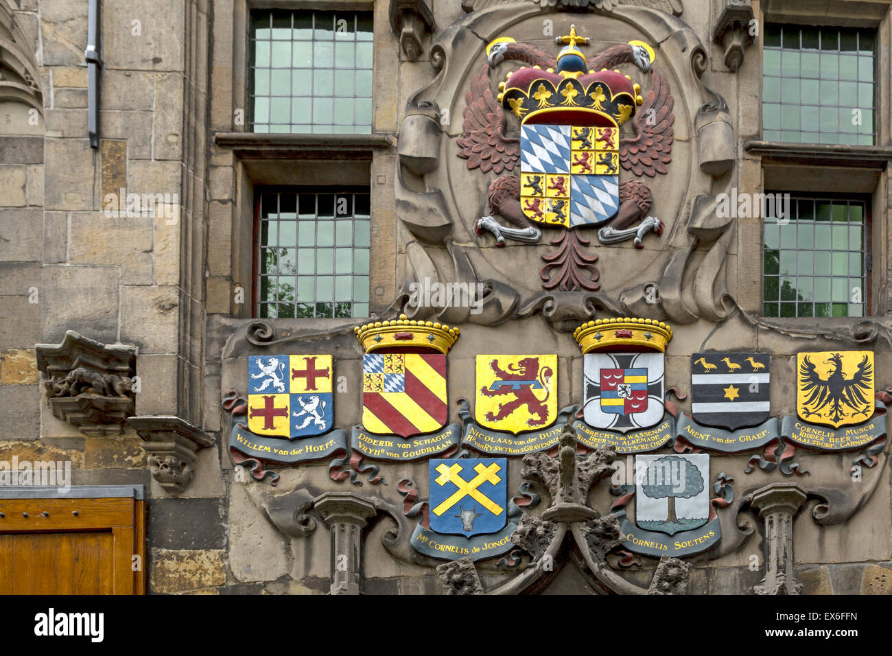 Fassade des monumentalen Haus mit zahlreichen Wappen, '' die Arme des ...