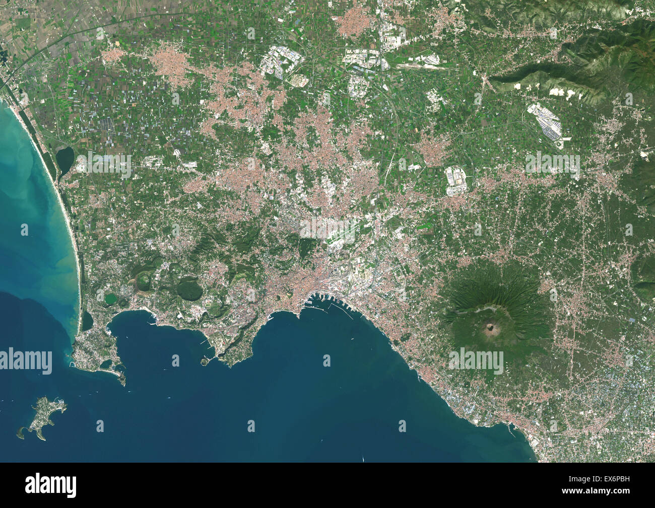 Farbe-Satellitenbild von Neapel, Italien. Der Vulkan Vesuv, liegt etwa ...